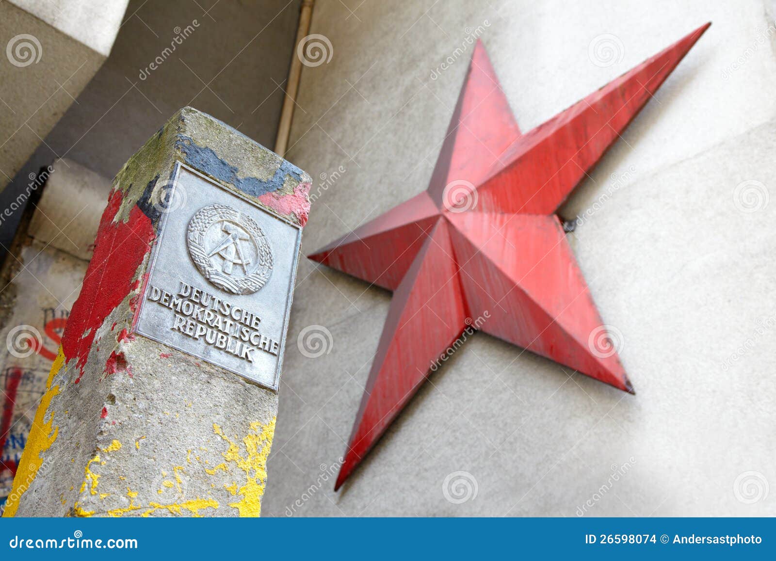 DDR-Zeichen Und Roter Stern in Berlin Stockfoto - Bild von geschichte ...