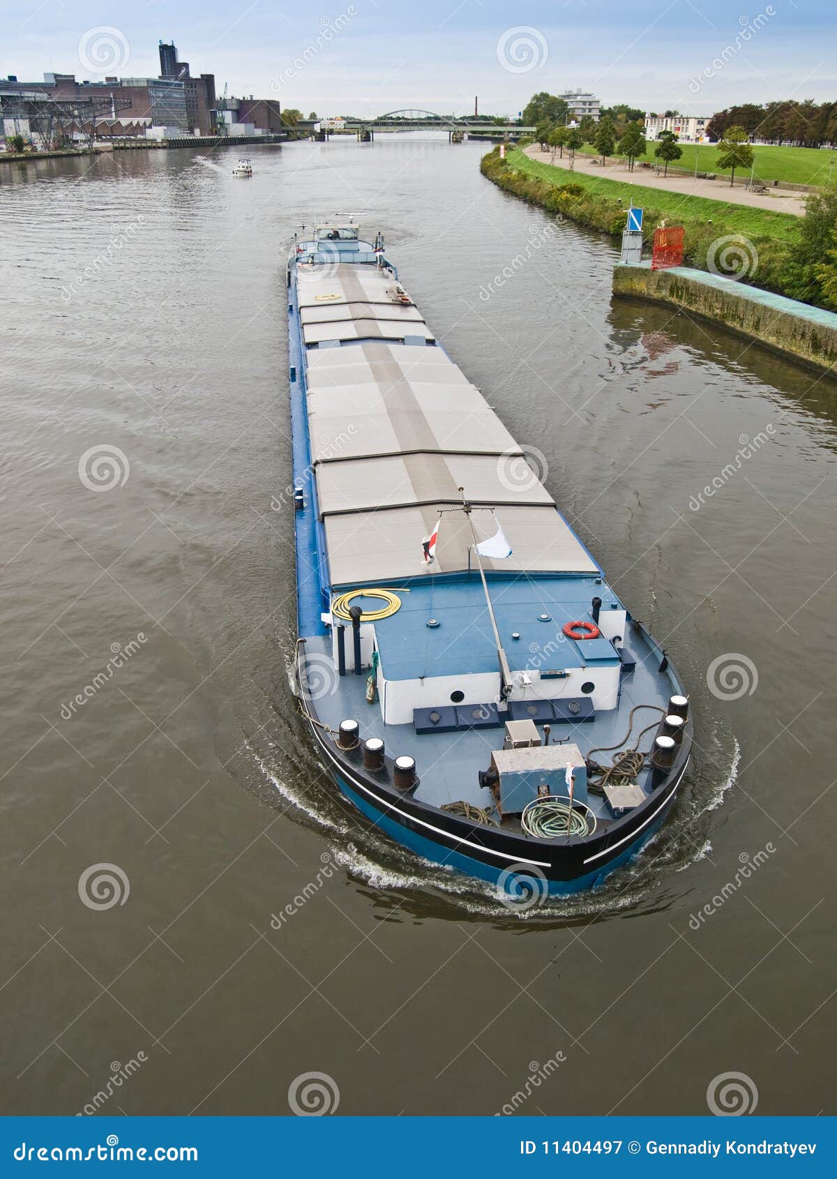De Aak Van De Rivier Met Lading Stock Afbeelding - Image of kanaal ...