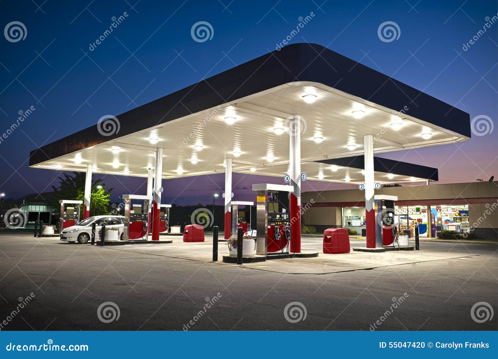 De Aantrekkelijke Opslag Van Het Benzinestationgemak Stock Foto ...