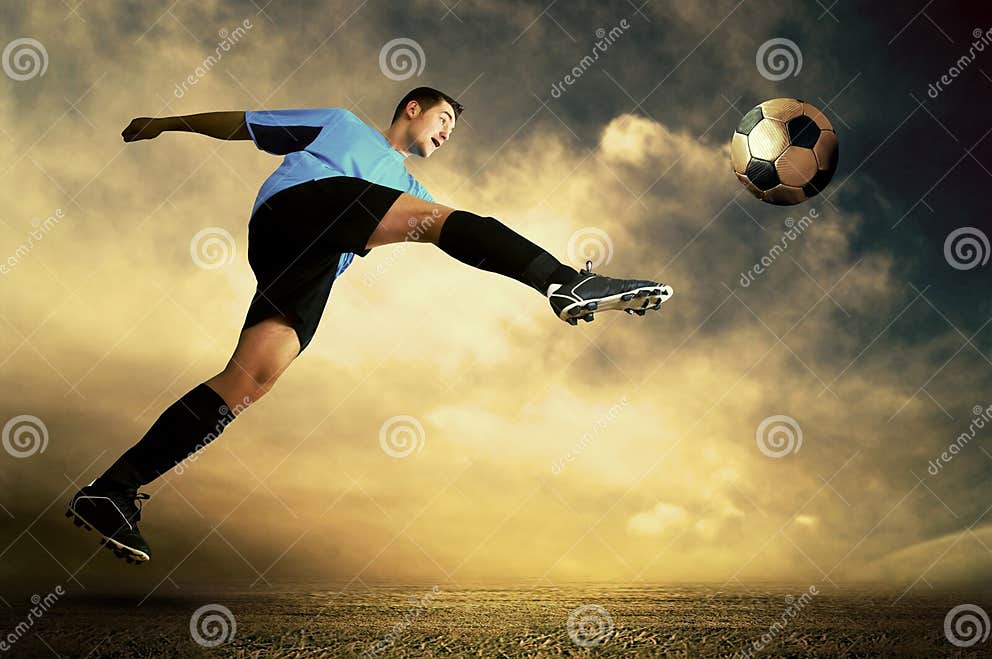 De aanval van de voetbal stock foto. Image of wolken - 17013274