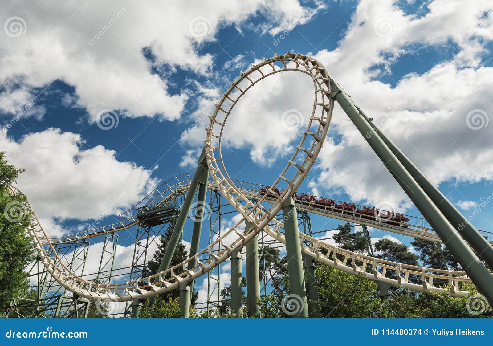 De Achtbaan De Python in Het Pretpark Efteling Redactionele Stock Afbeelding - Image of duik ...