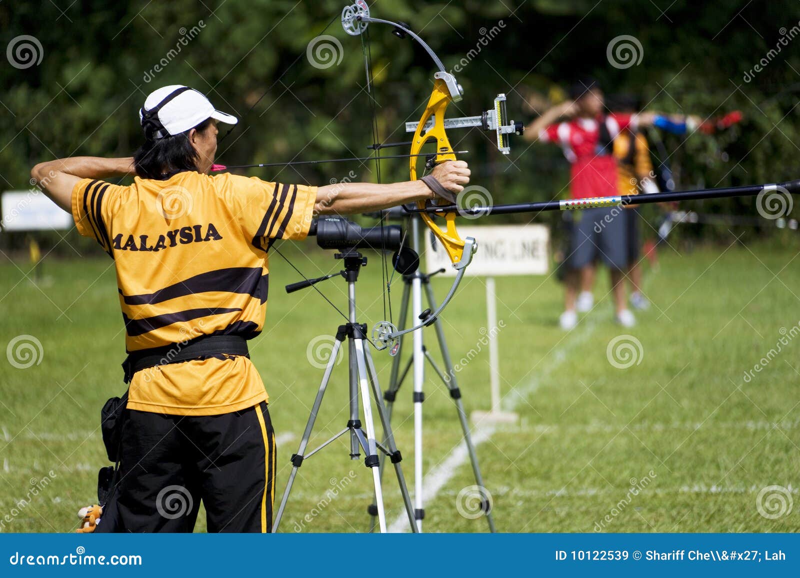 De Actie Van Het Boogschieten Van Mensen Redactionele Stock Afbeelding ...