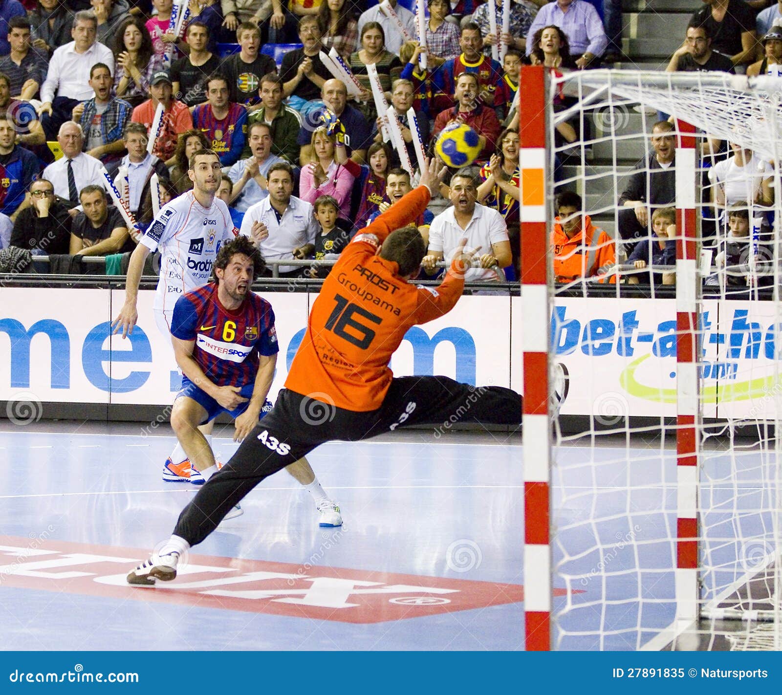 De actie van het handbal redactionele afbeelding. Image of gelijke ...