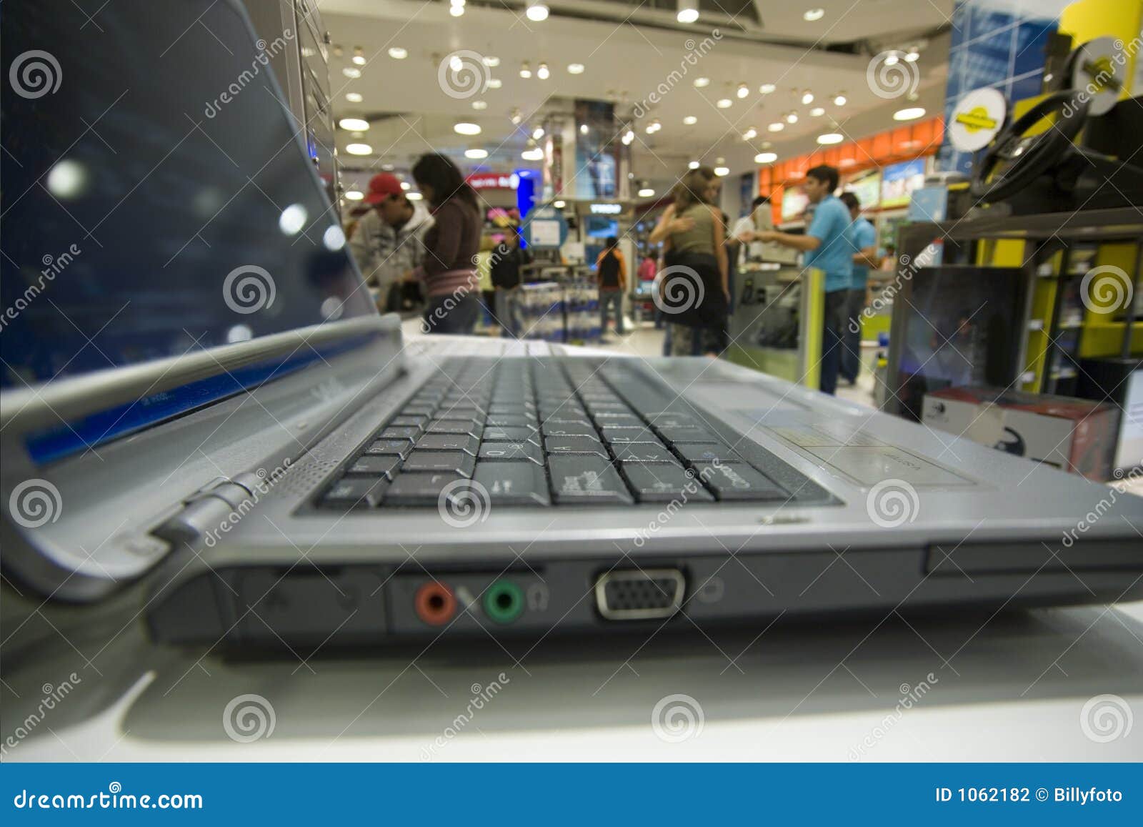 De Afdeling Van De Computer in Een Grote Opslag Stock Foto - Image of ...