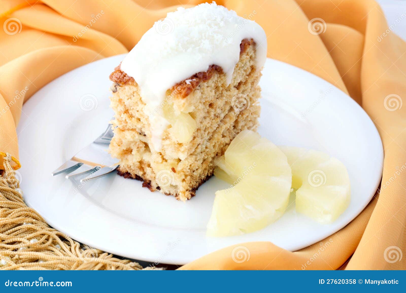 De Ananascake Van De Kokosnoot Stock Foto - Image of plak, ananas: 27620358