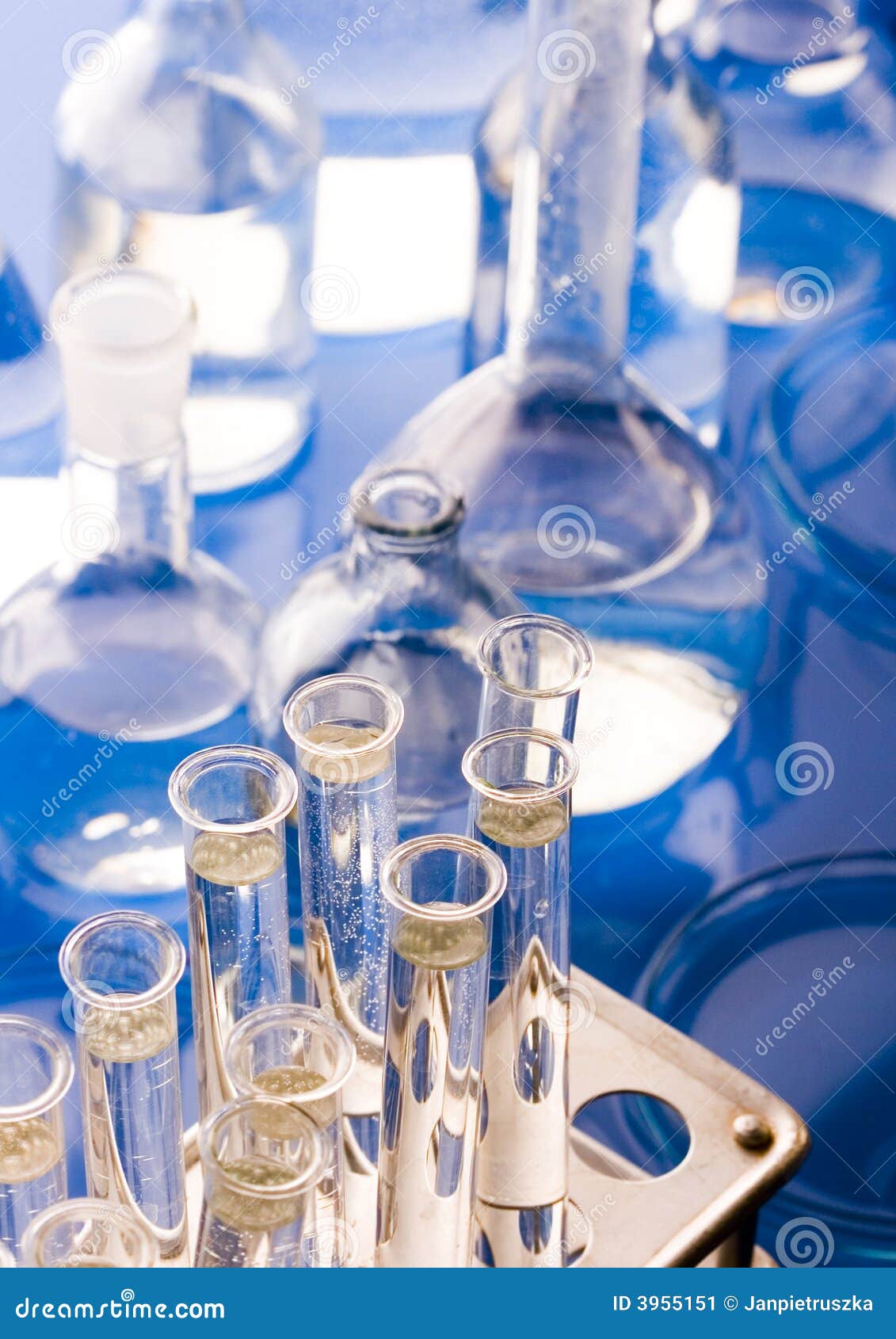 De Apparatuur Van Het Laboratorium Stock Afbeelding - Image of beker ...