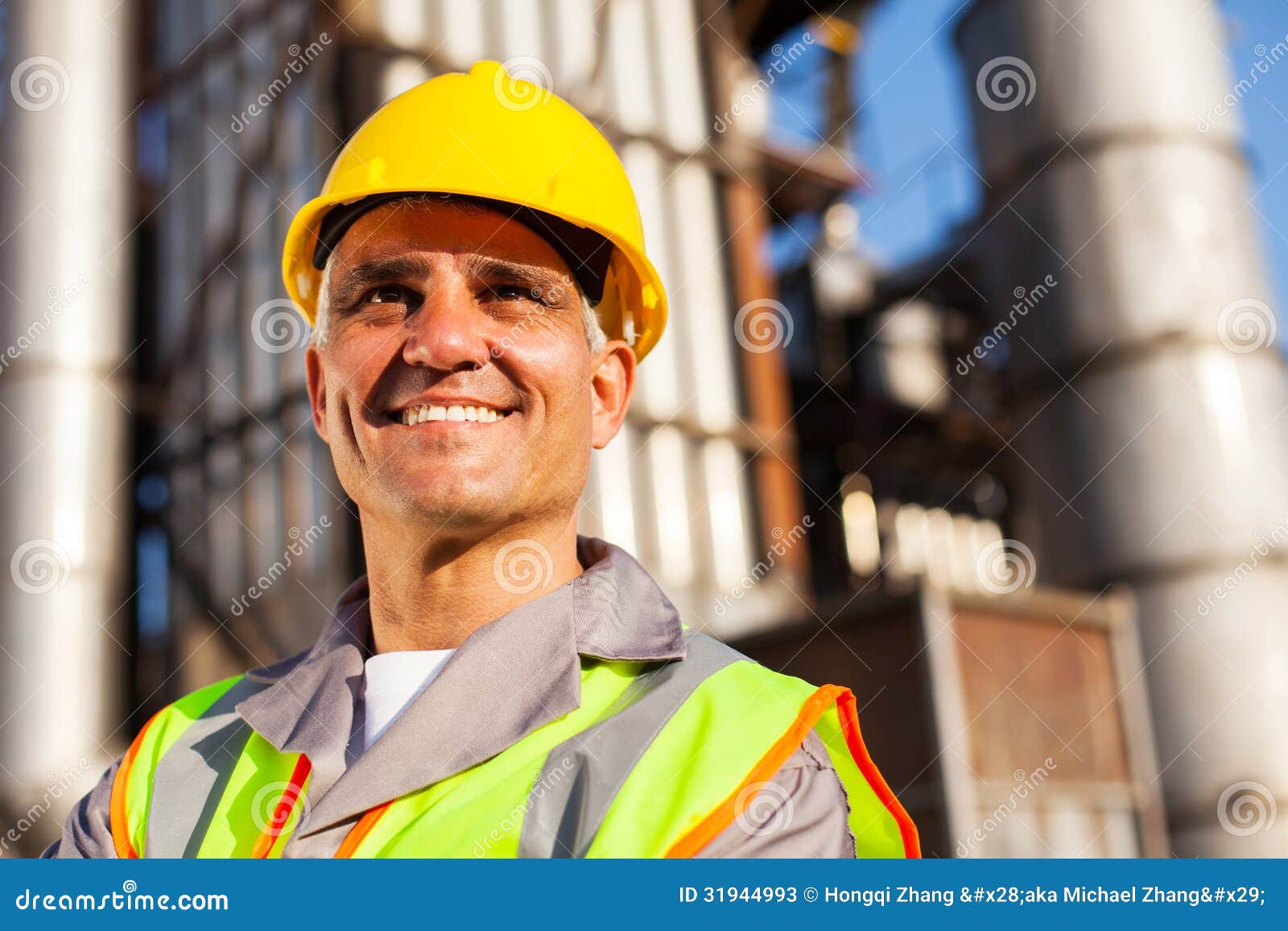 De Arbeider Van De Brandstofraffinaderij Stock Afbeelding - Image of ...