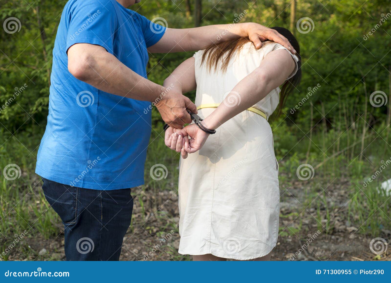 De Arrestatie Van Een Jonge Vrouw Stock Afbeelding - Image of ongeval ...