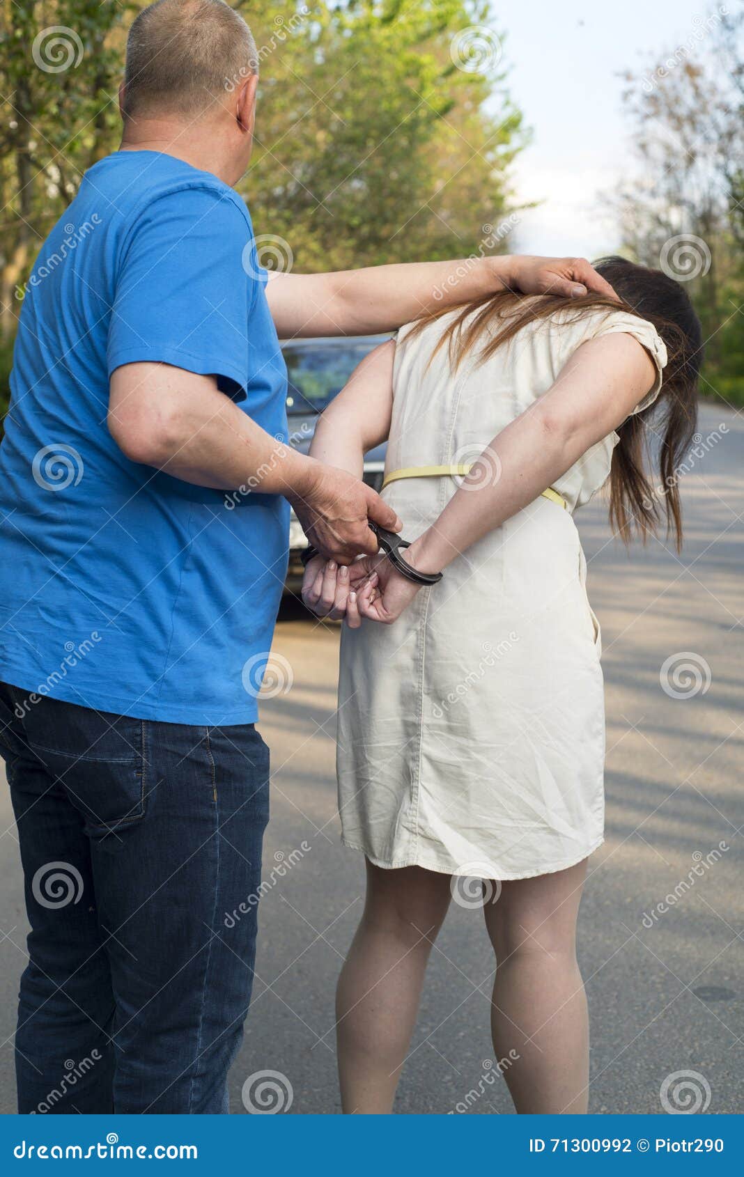 De Arrestatie Van Een Jonge Vrouw Stock Foto - Image of einde, ongeval ...