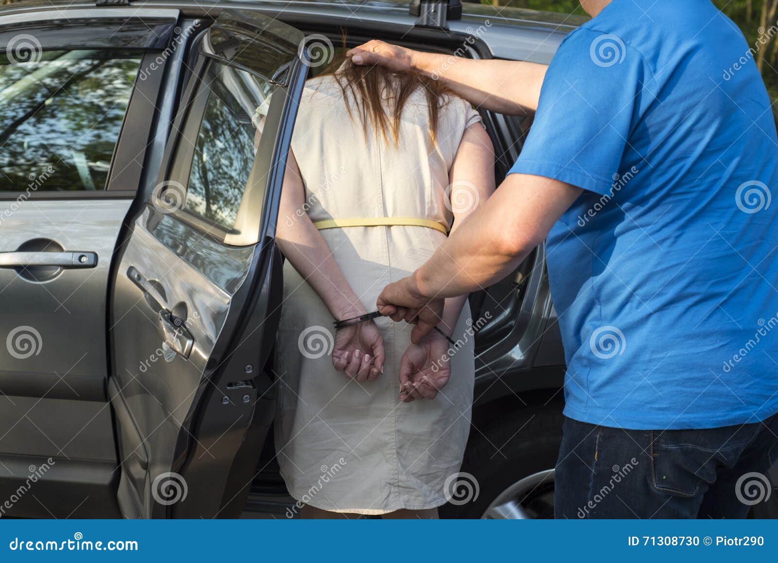 De Arrestatie Van Een Jonge Vrouw Stock Foto - Image of misdaad ...