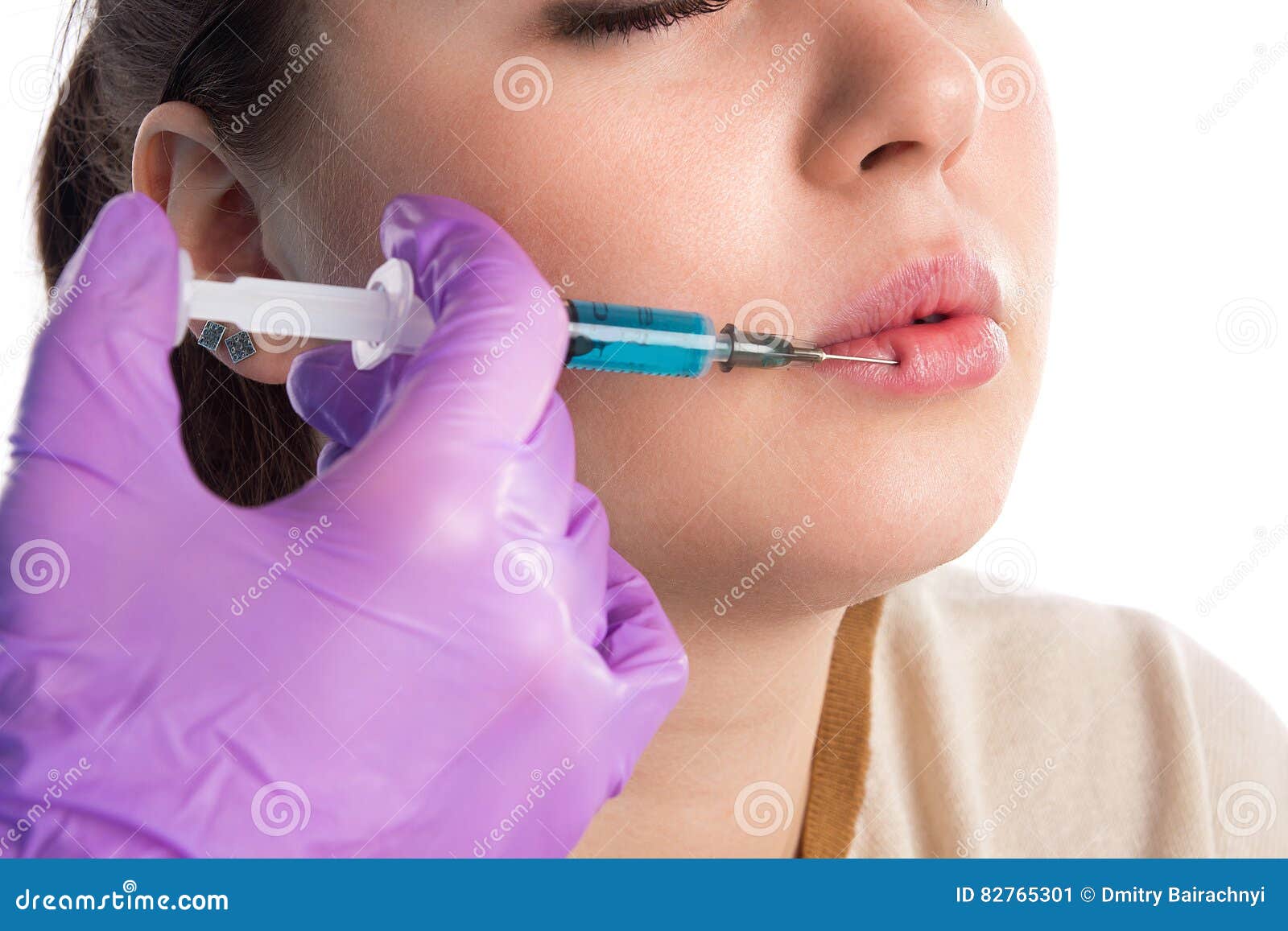 De arts spuit een botox in stock afbeelding. Image of handschoenen ...