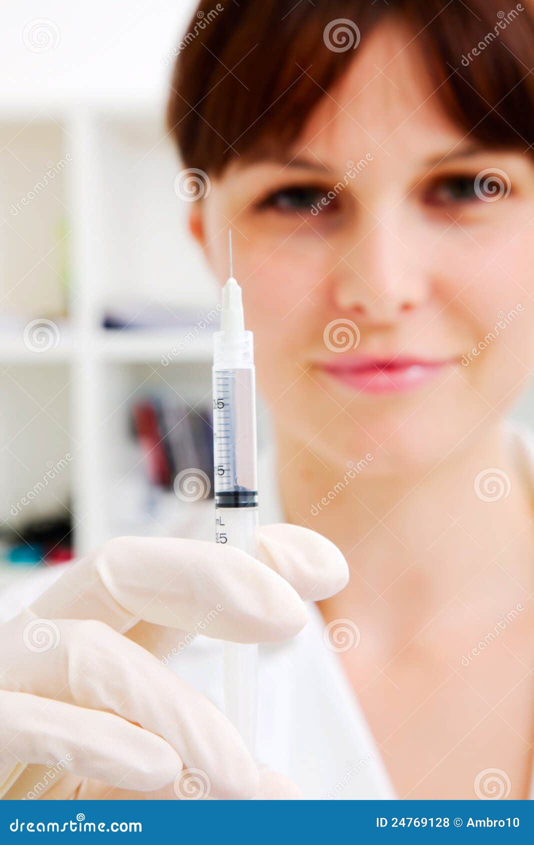 De Arts Van Oman Met Een in Hand Spuit Stock Foto - Image of mensen ...