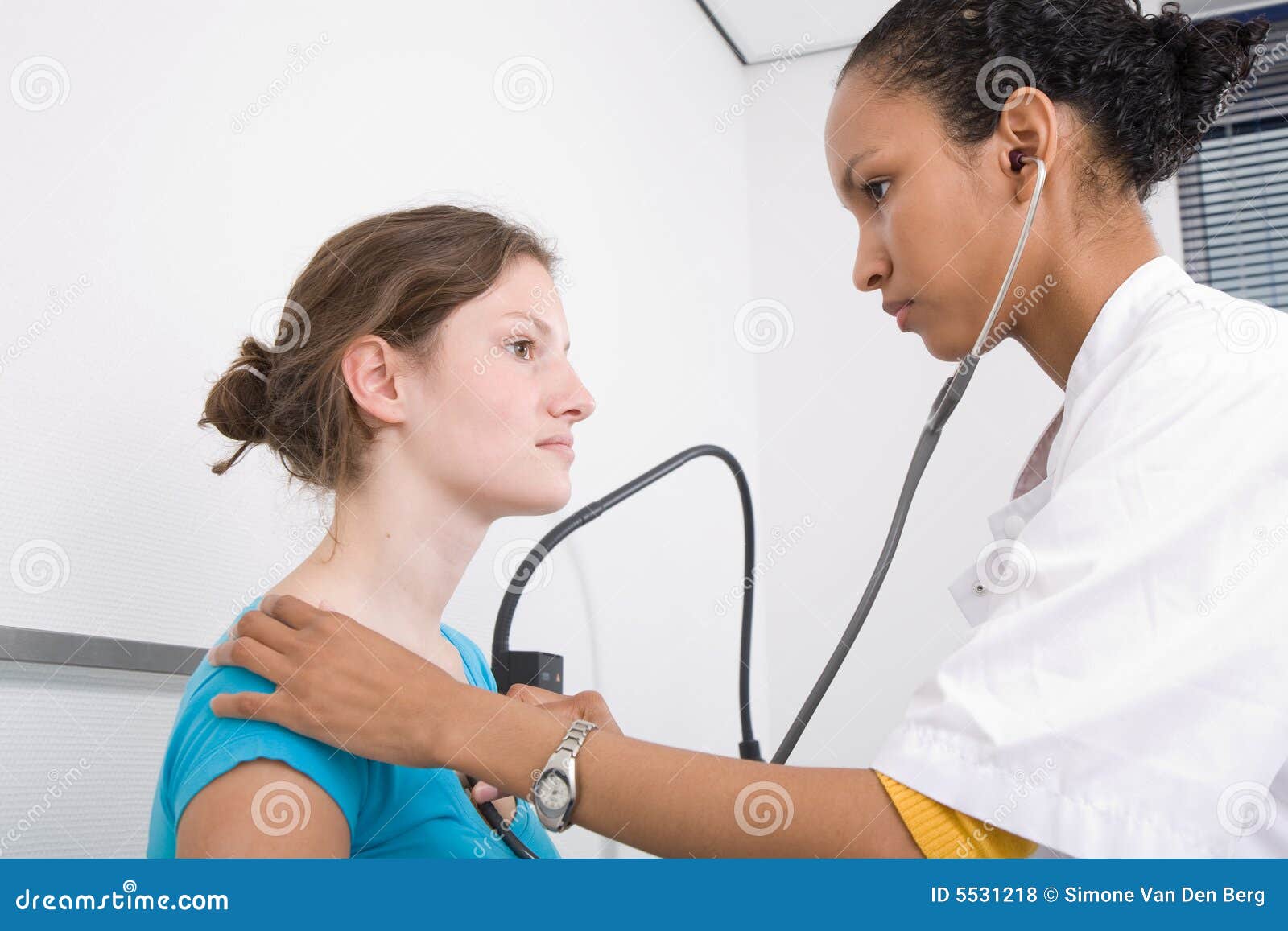 De artsen raadplegen stock foto. Image of vrouwen, ziek - 5531218