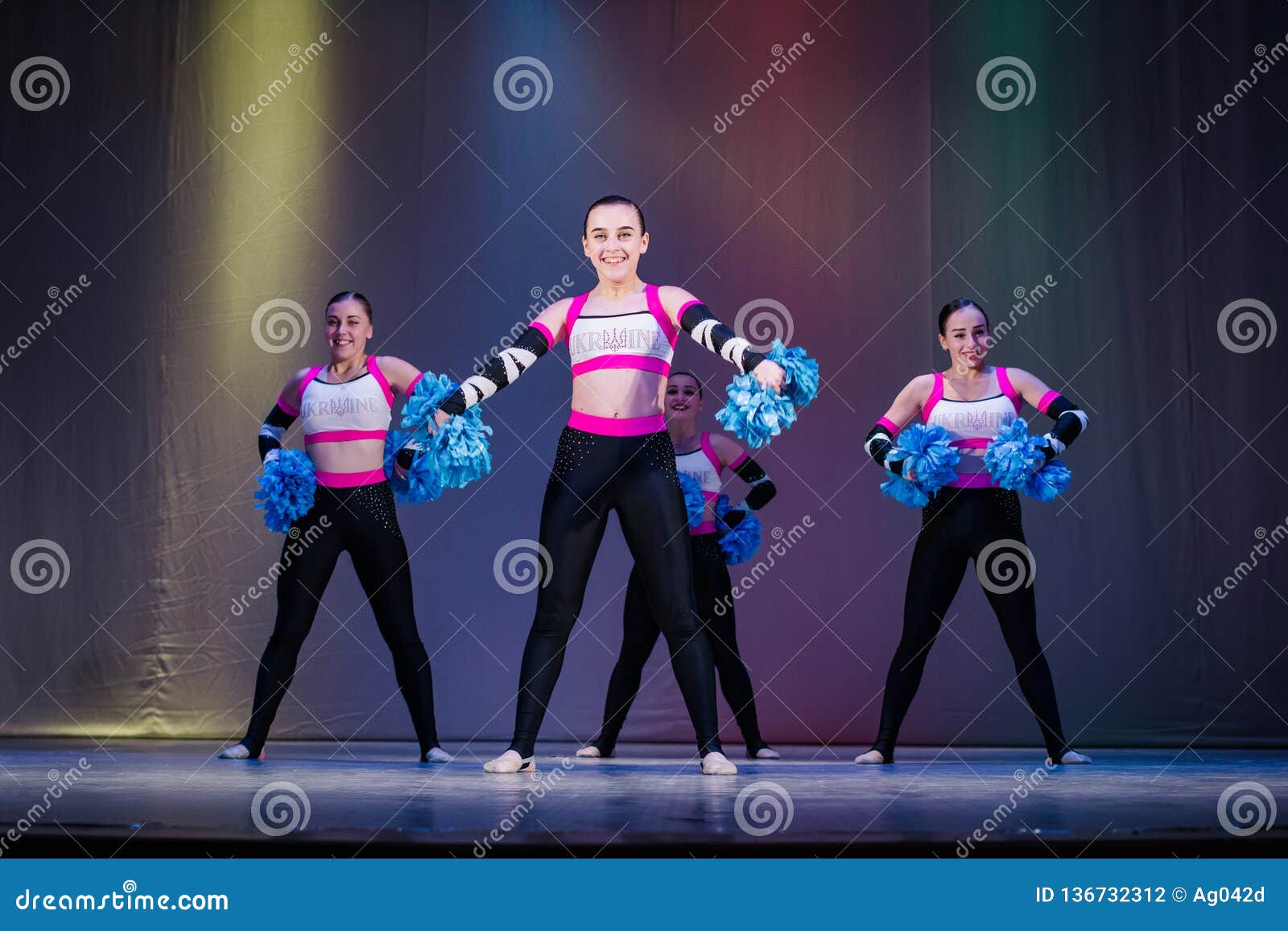 De Atleten Nemen Het Stadium, Presteren Jonge Cheerleaders Bij Het ... De Atleten Nemen Het Stadium, Presteren Jonge Cheerleaders Bij Het ...