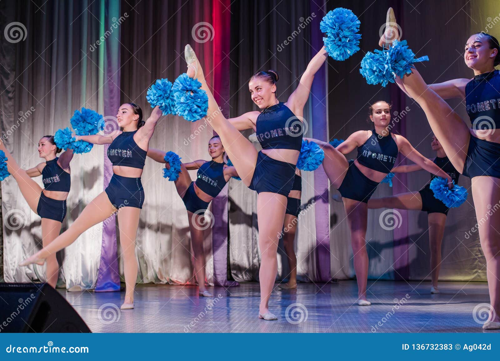 De Atleten Presteren Op Stadium, Presteren Jonge Cheerleaders Bij Het ... De Atleten Presteren Op Stadium, Presteren Jonge Cheerleaders Bij Het ...