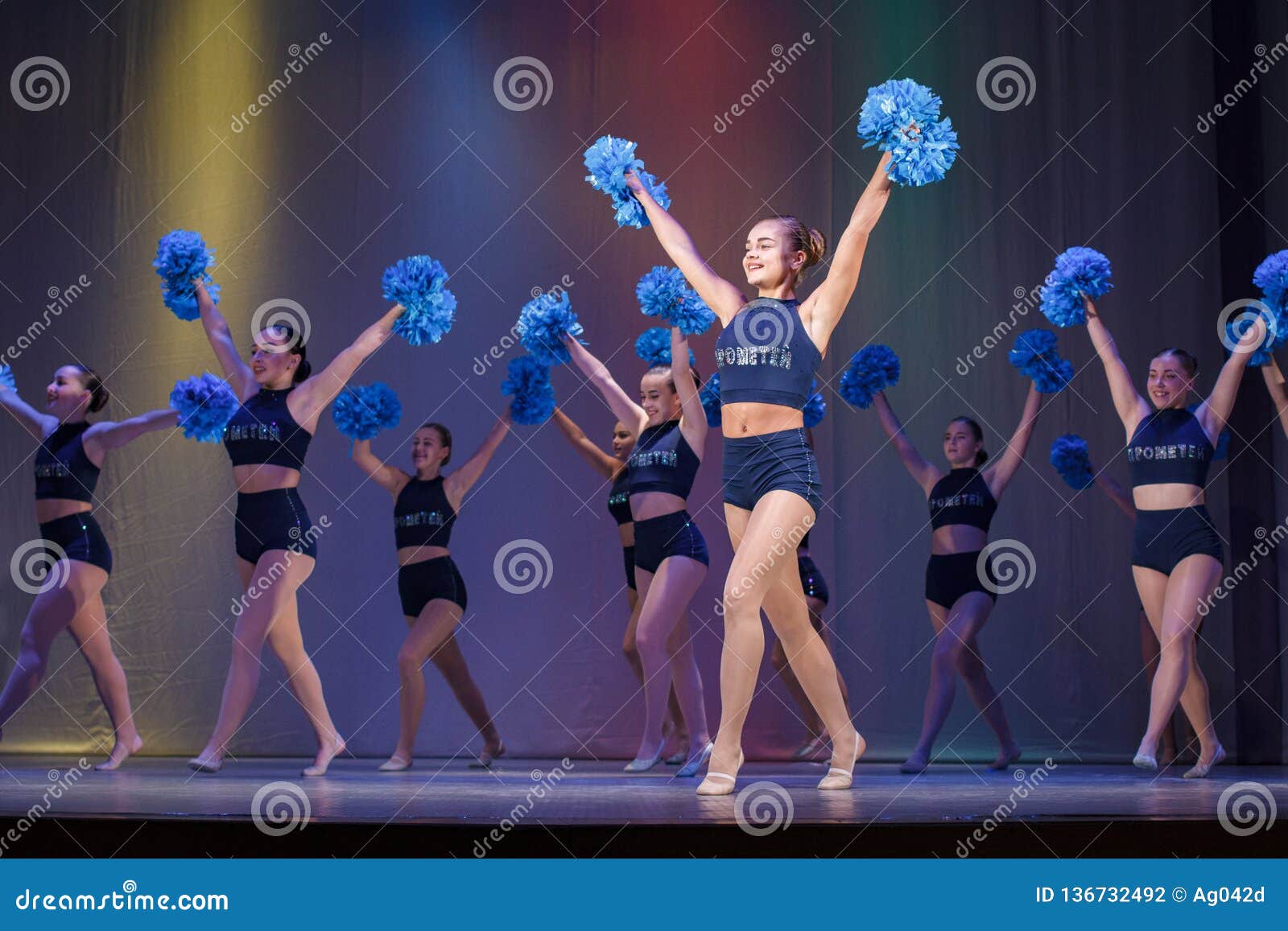 De Atleten Presteren Op Stadium, Presteren Jonge Cheerleaders Bij Het ... De Atleten Presteren Op Stadium, Presteren Jonge Cheerleaders Bij Het ...