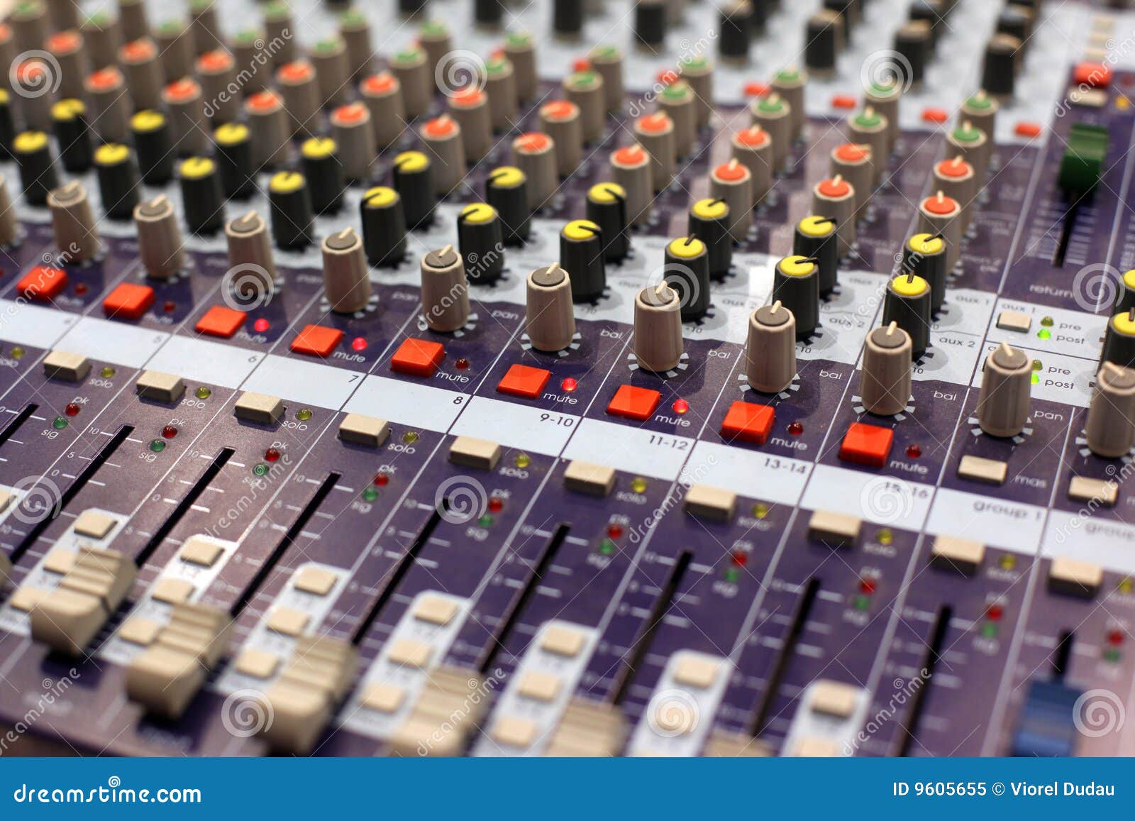De Audiomixer Van De Studio Stock Afbeelding - Image of knoop, menger ...