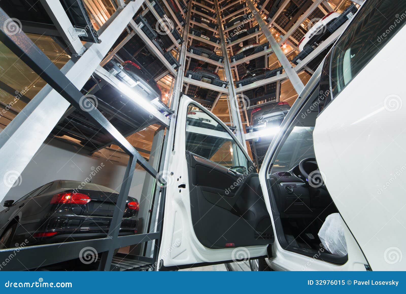 De Auto Met Open Deur Tegen De Achtergrond Van De Andere Auto's Stock ...