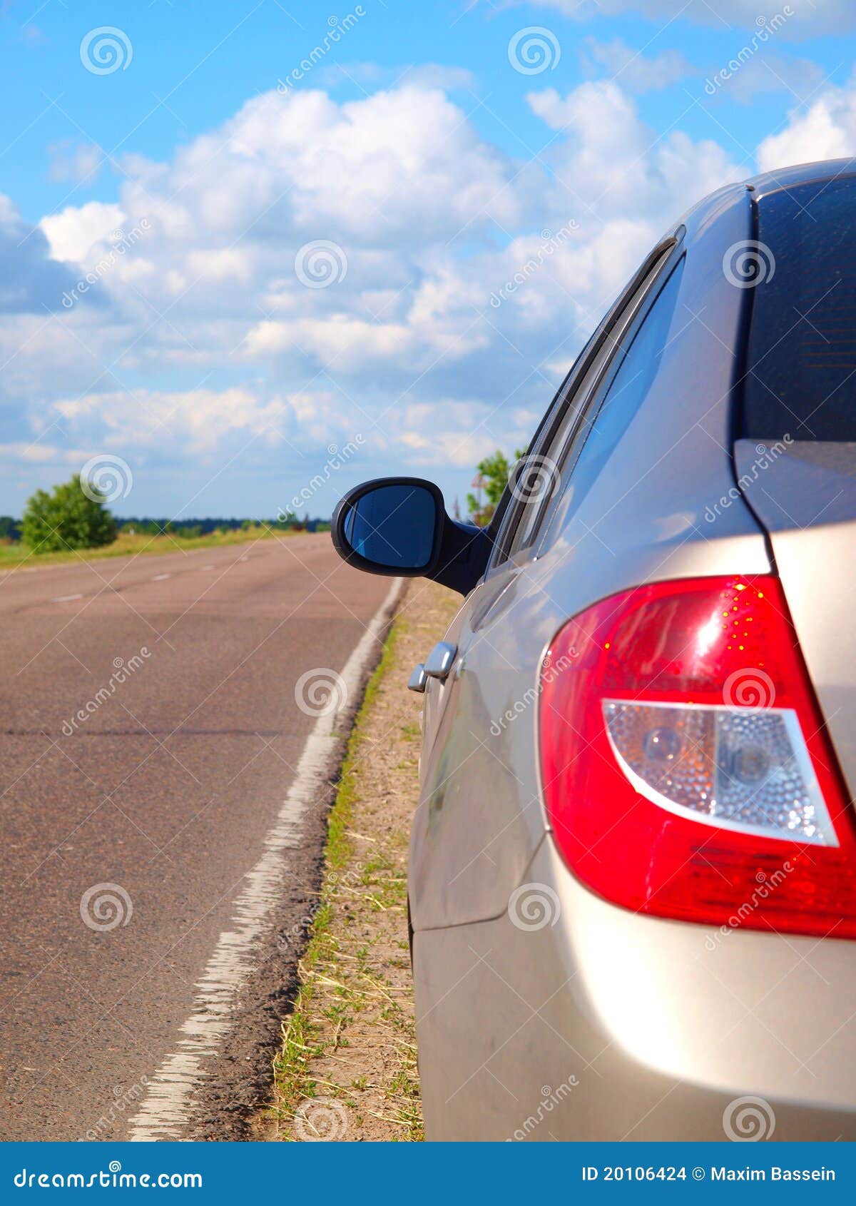De auto is op de weg stock foto. Image of rijden, rijweg - 20106424