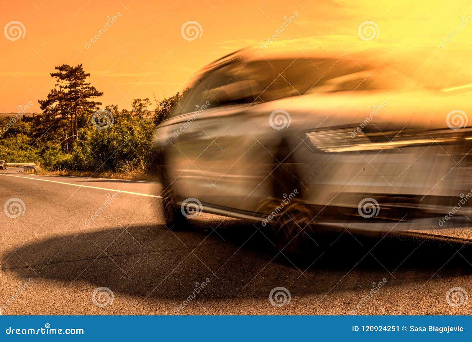 De auto op de weg stock afbeelding. Image of asfalt - 120924251