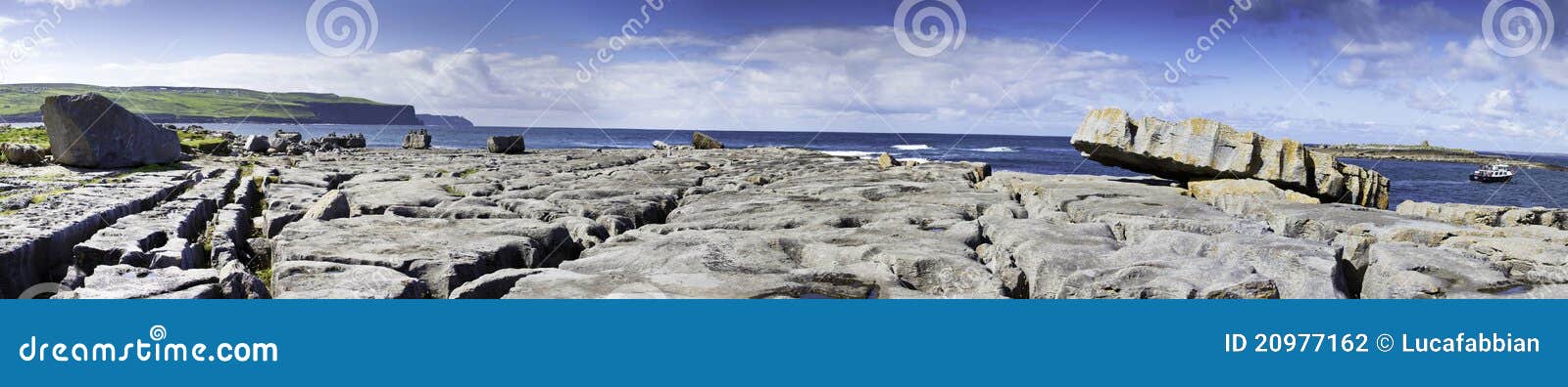 De Baai Van Doolin, Burren. Panorama Stock Foto - Image of boot, gras ...