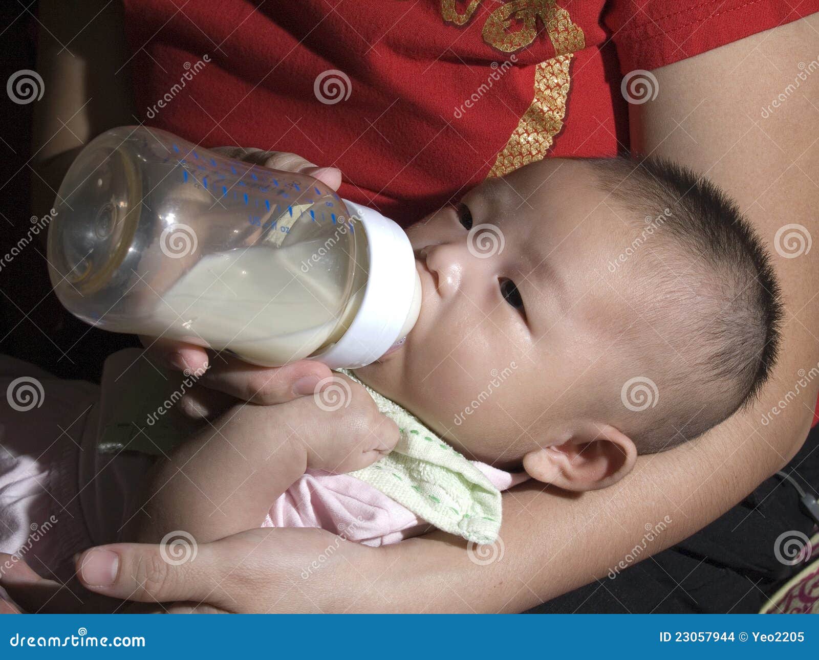 De baby drinkt Melk stock foto. Image of zuivelfabriek - 23057944