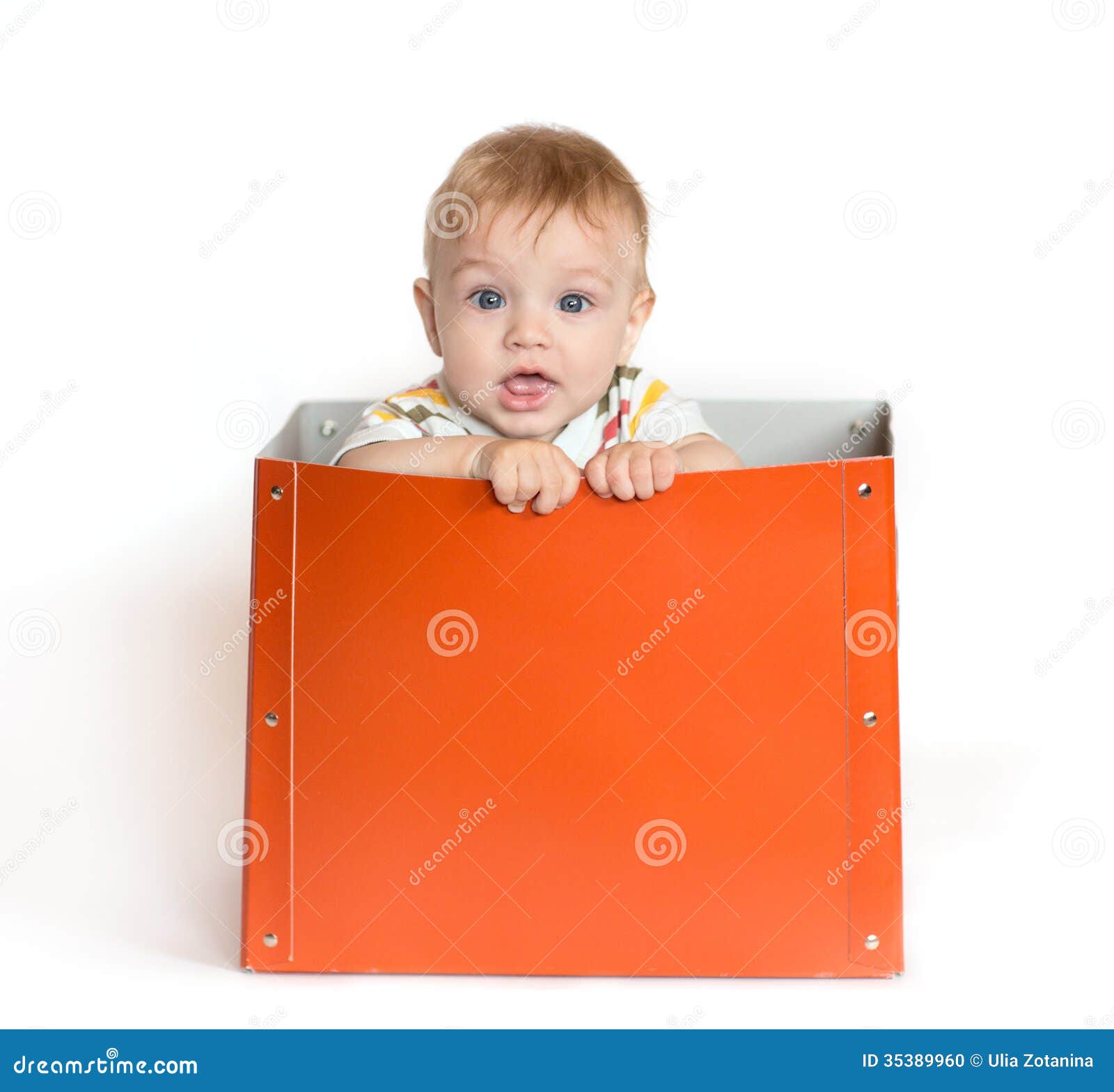 De baby in een doos stock foto. Image of verpakking, babys - 35389960