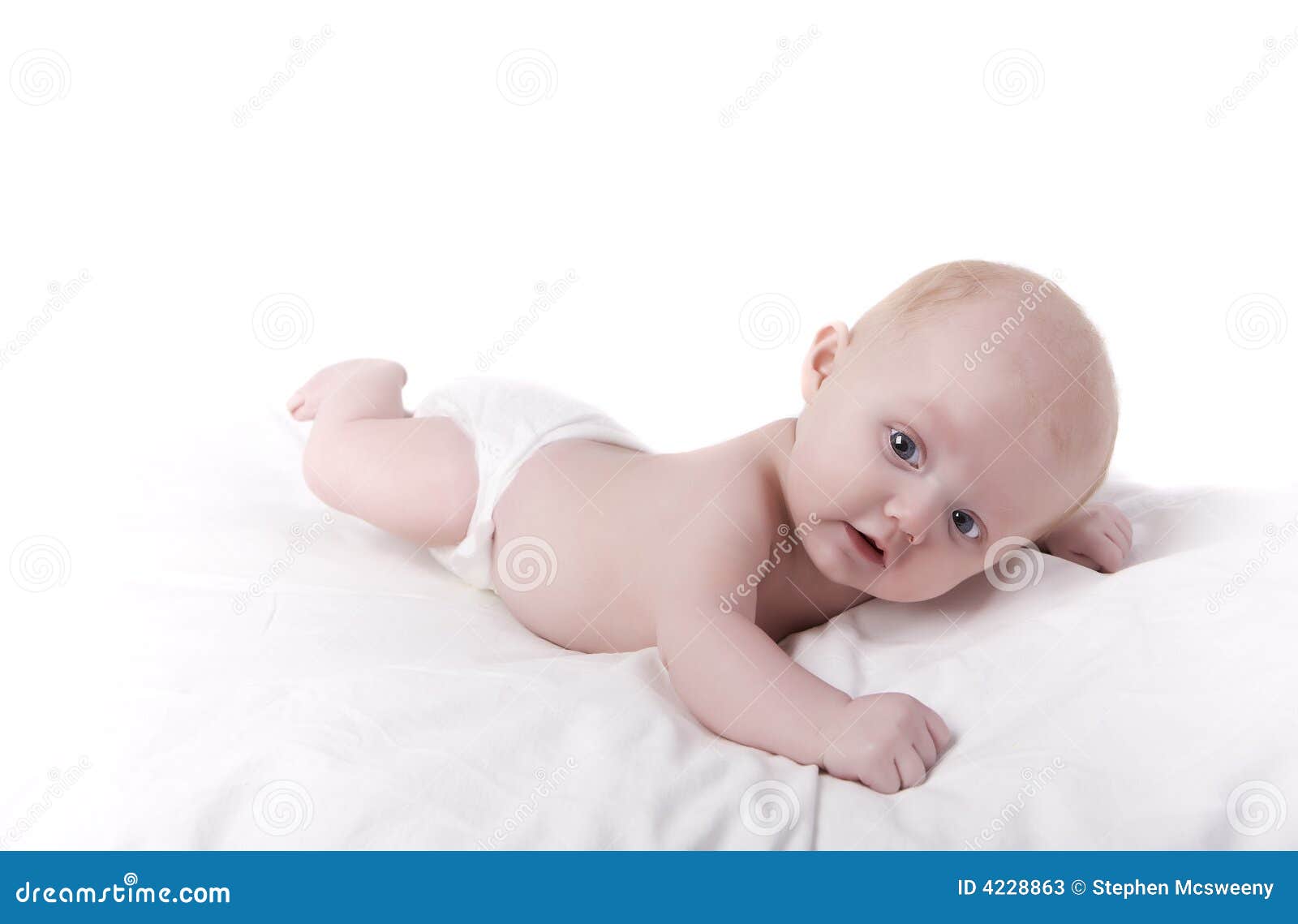 De baby kruipt stock afbeelding. Image of bevalling, mooi - 4228863