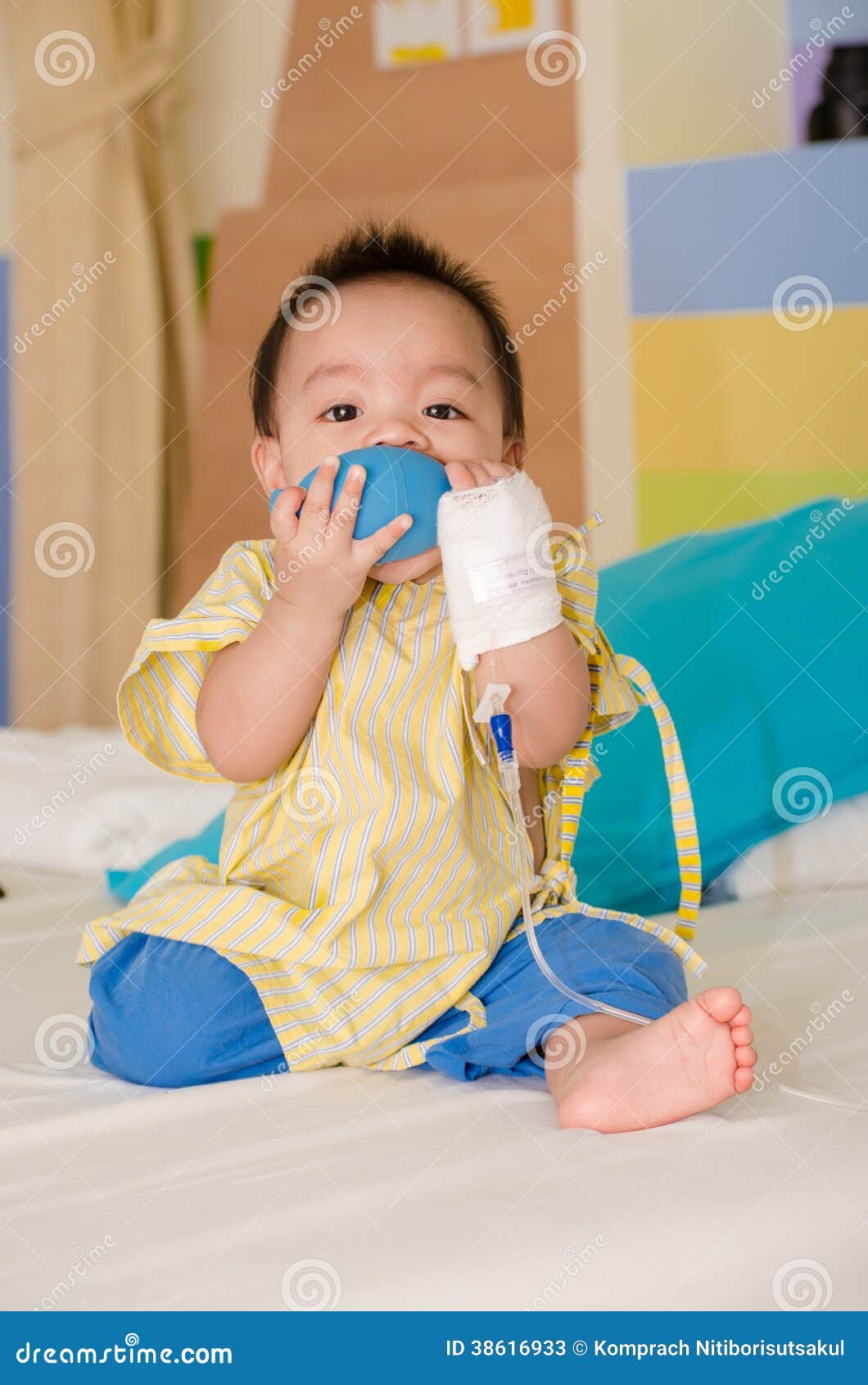 De Baby Van Thailand Heeft Zieken. Stock Afbeelding - Image of één ...