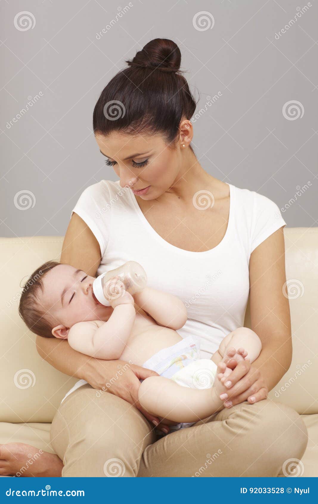 De Baby Viel in Slaap in Moeder` S Wapens Stock Foto - Image of fles ...