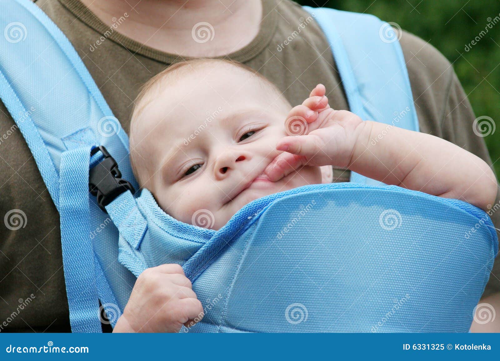 De baby zuigt een vinger stock afbeelding. Image of uitziend - 6331325