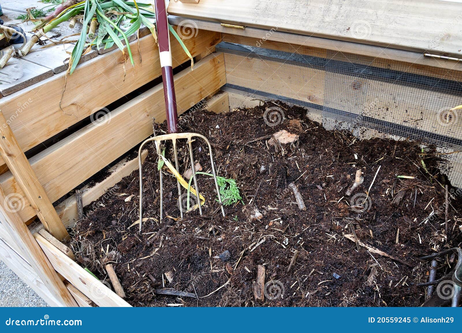 De Bak Van Het Compost Met Vork Stock Afbeelding - Image of botanisch ...
