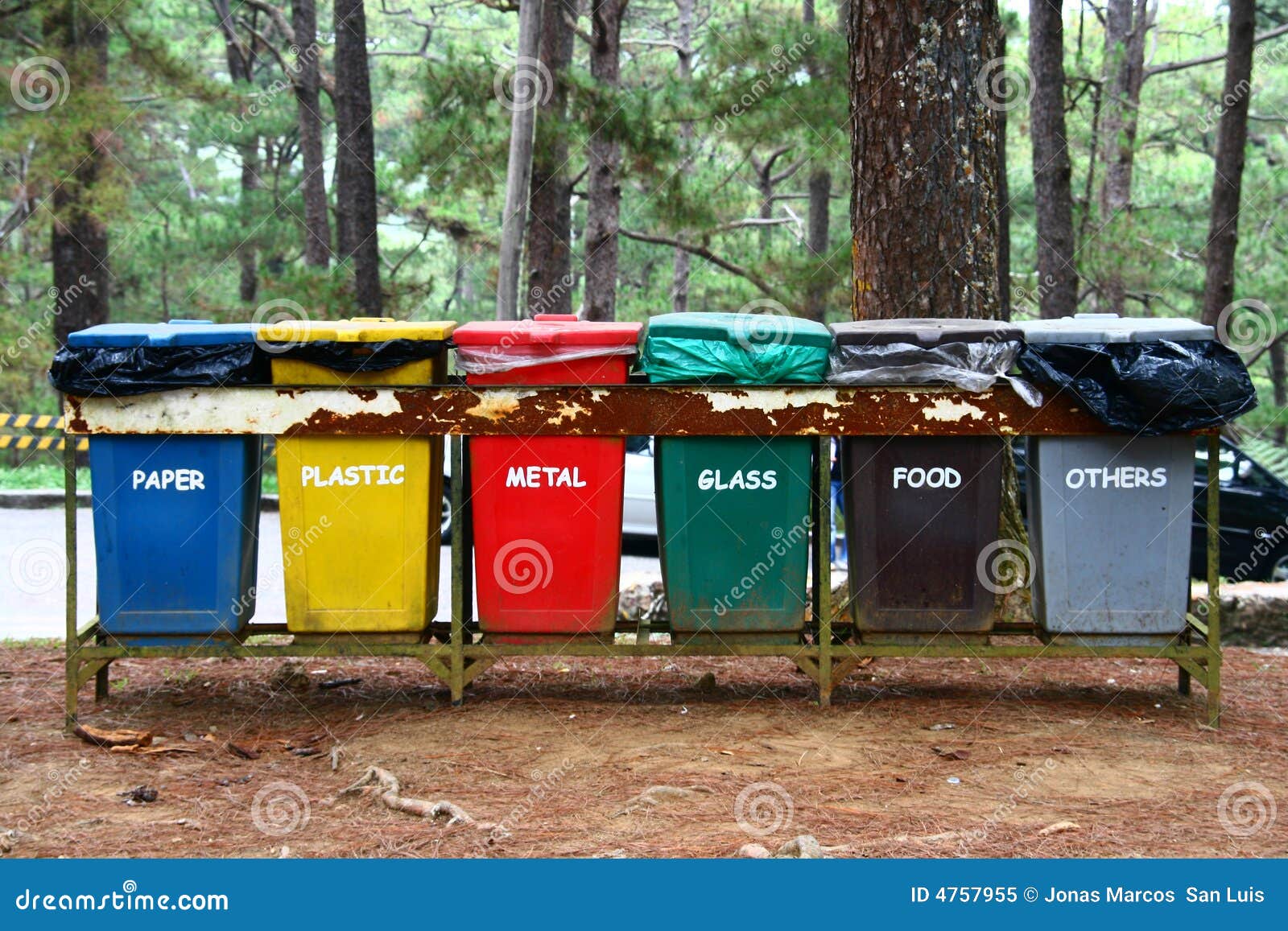 De bakken van het afval stock afbeelding. Image of recycleer - 4757955