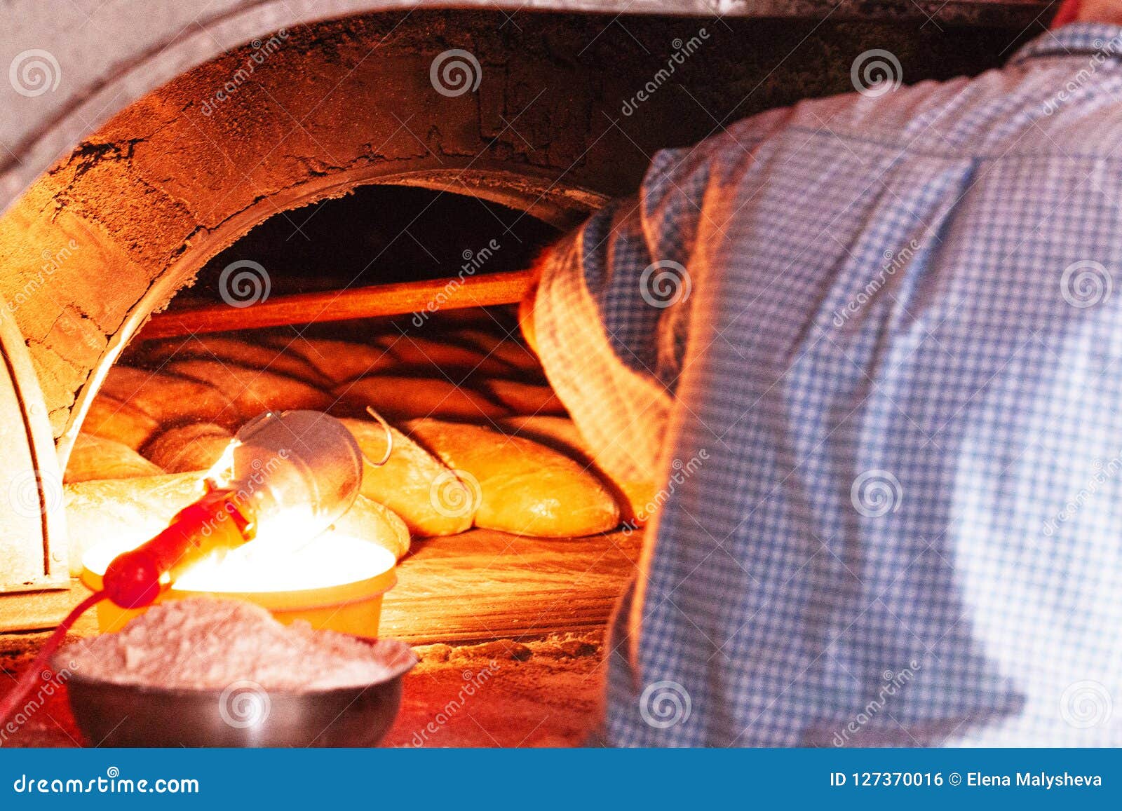 De Bakker Neemt Een Brood Van Brood Van Een Oude Oven Stock Foto ...