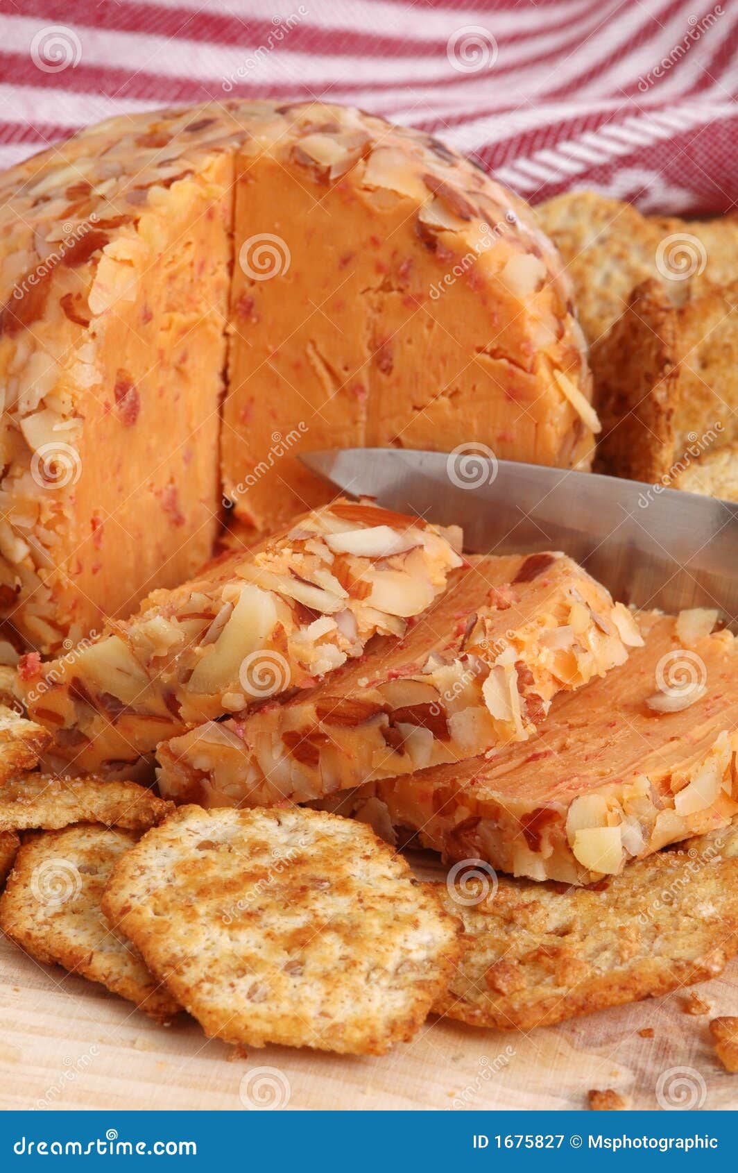 De Bal van de kaas stock afbeelding. Image of doek, snijden - 1675827