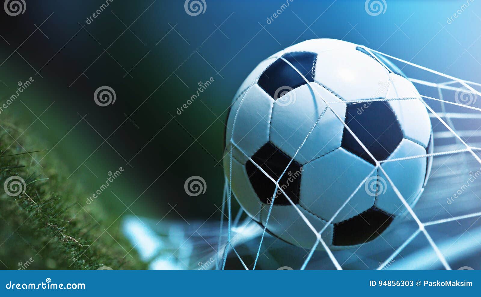 De Bal Van Het Voetbal in Doel Stock Afbeelding - Image of overwinning ...