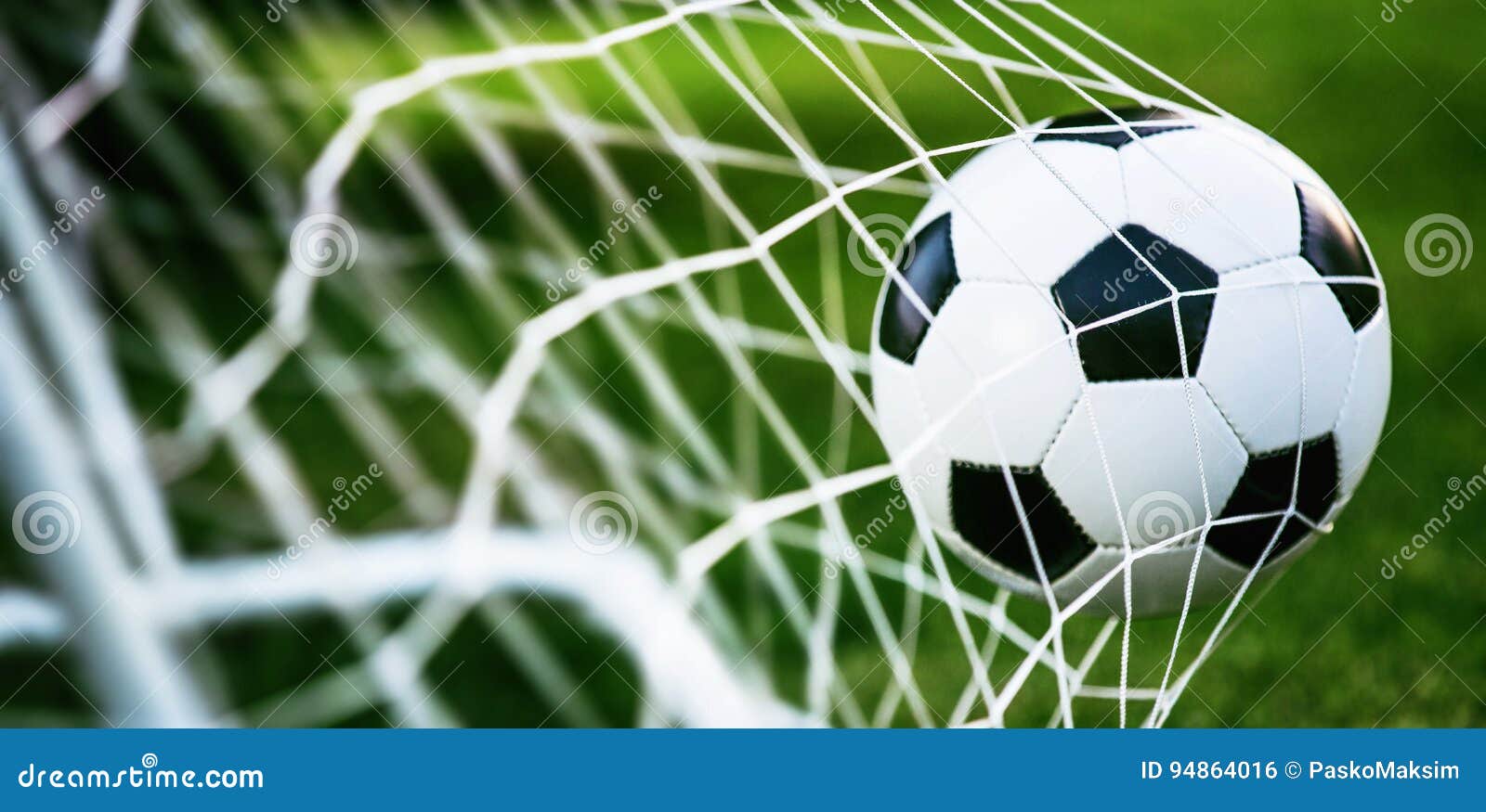 De Bal Van Het Voetbal in Doel Stock Foto - Image of buiten, zomer ...