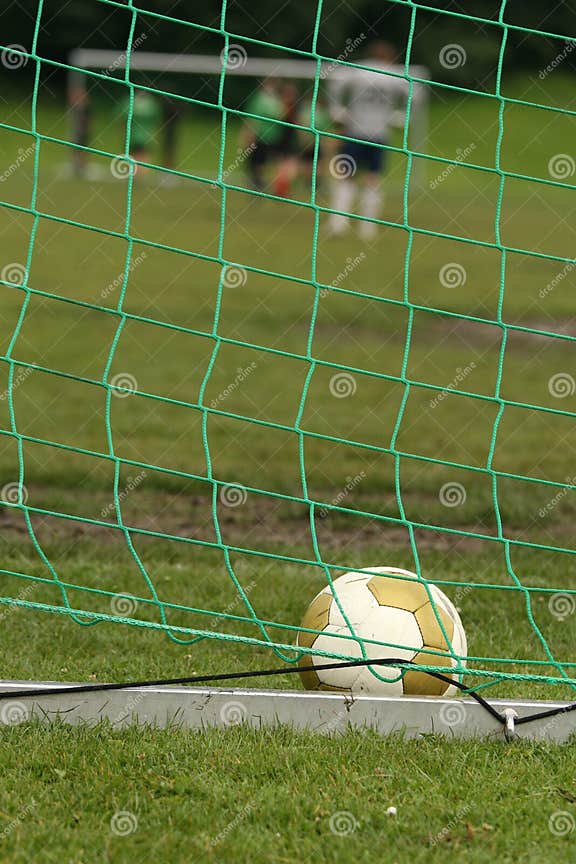 De Bal Van Het Voetbal in Doel Stock Foto - Image of gangster ...