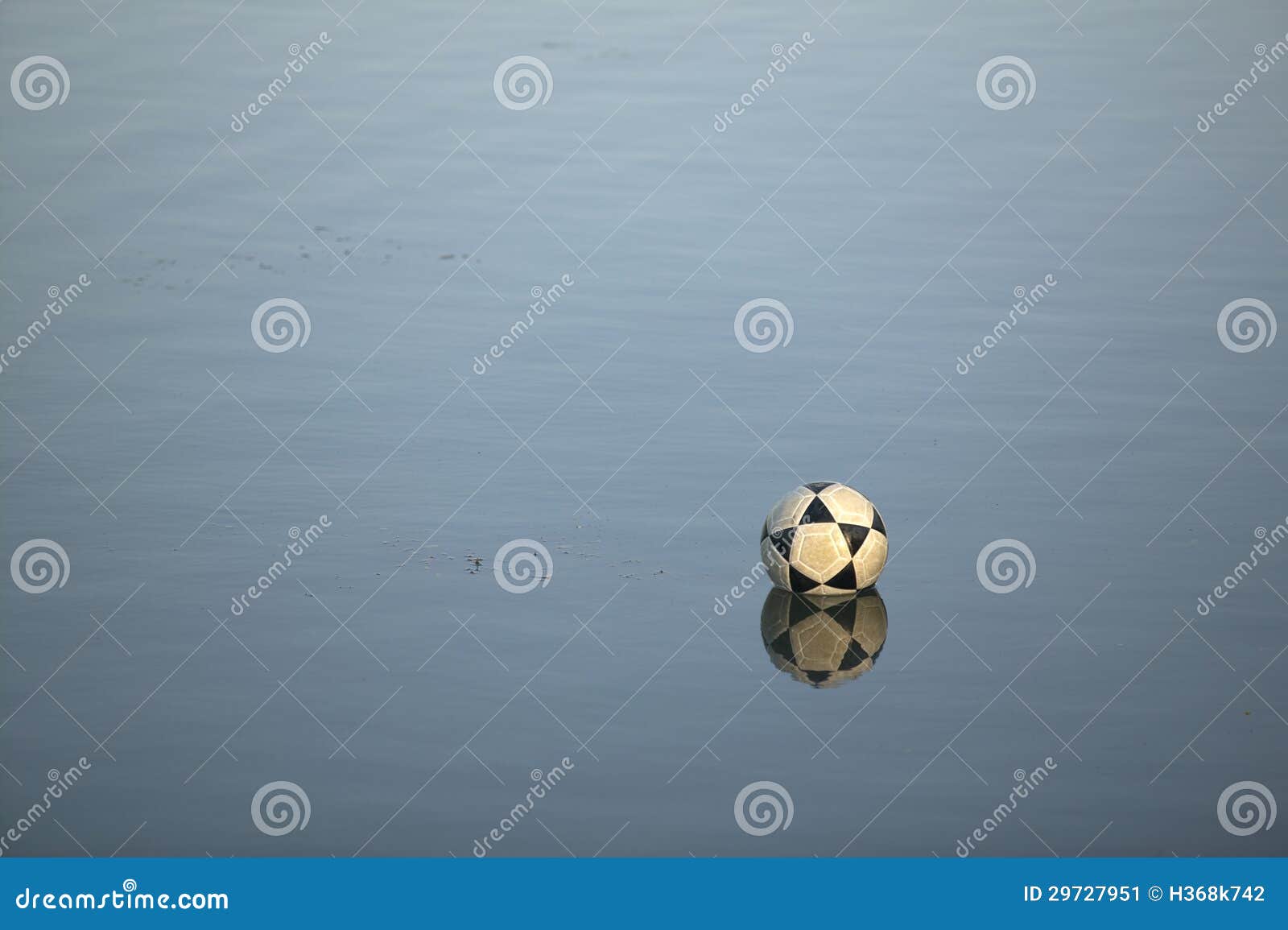 De Bal Van Het Voetbal Op Water Stock Afbeelding - Image of voetbal ...