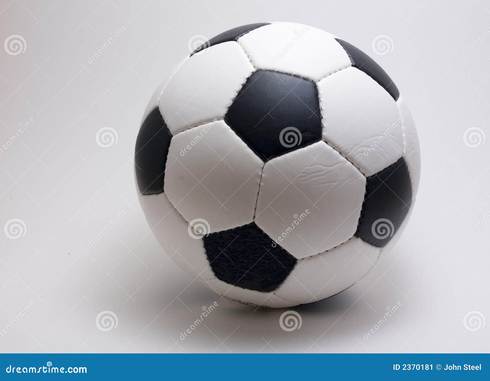 De Bal Van Het Voetbal Op Witte Backround Stock Afbeelding - Image of ...