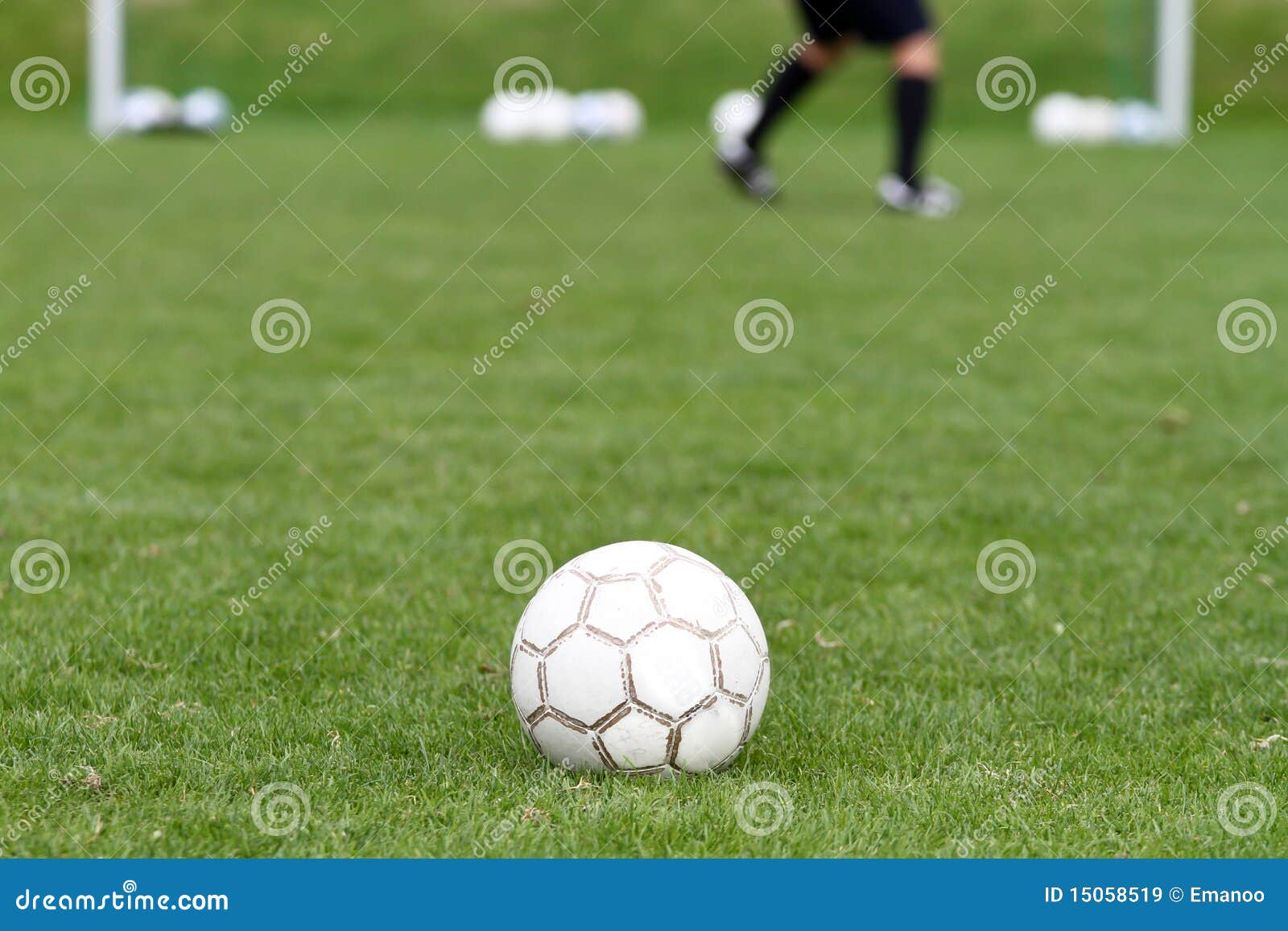 De Bal Van Het Voetbal Voor Doel Stock Afbeelding - Image of club ...