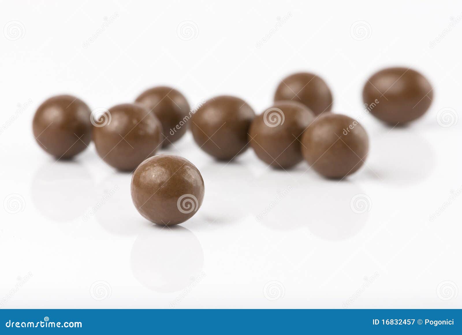 De ballen van de chocolade stock afbeelding. Image of heerlijk - 16832457