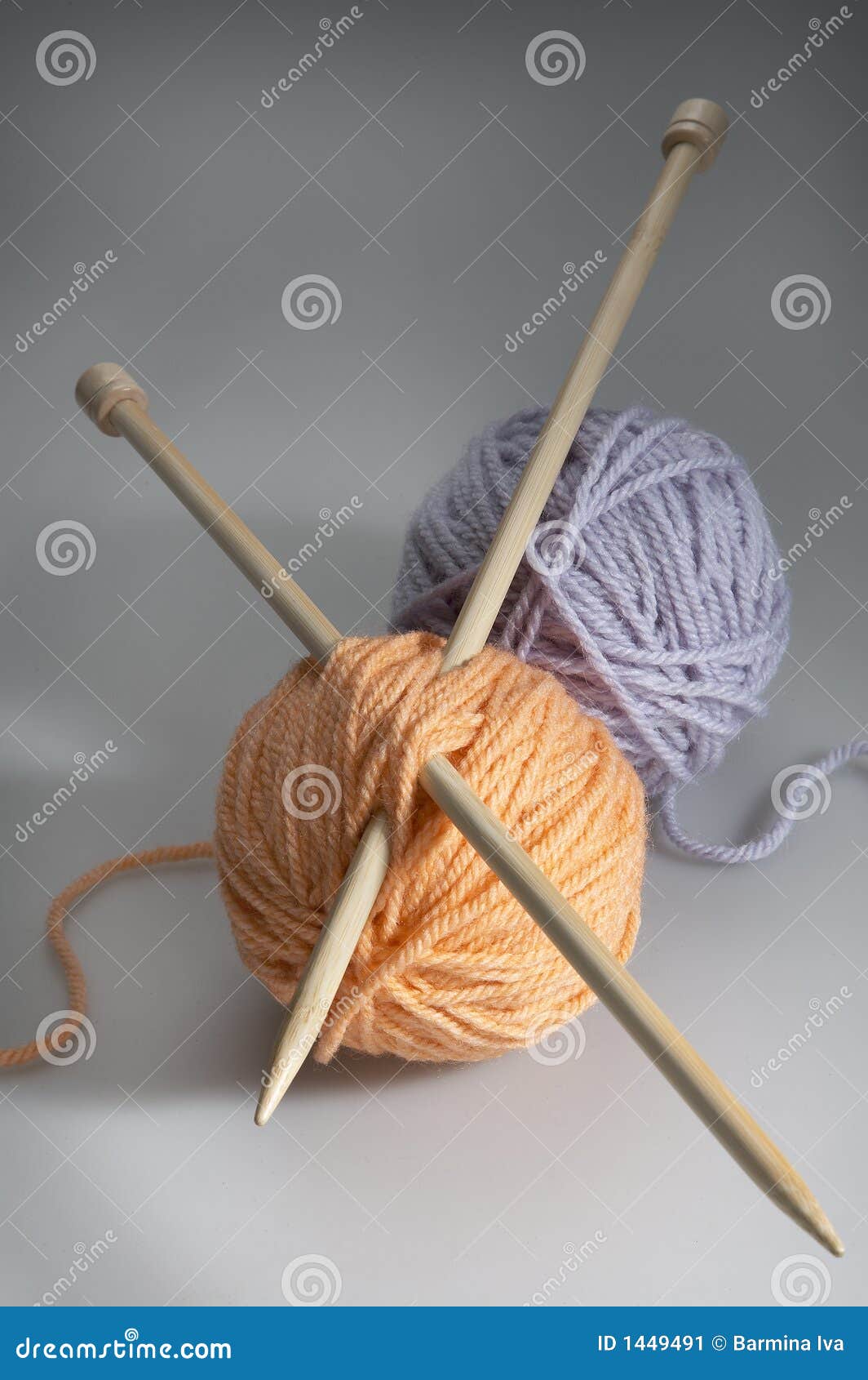 De Ballen Van De Wol Met Naalden Stock Afbeelding - Image of kleur ...