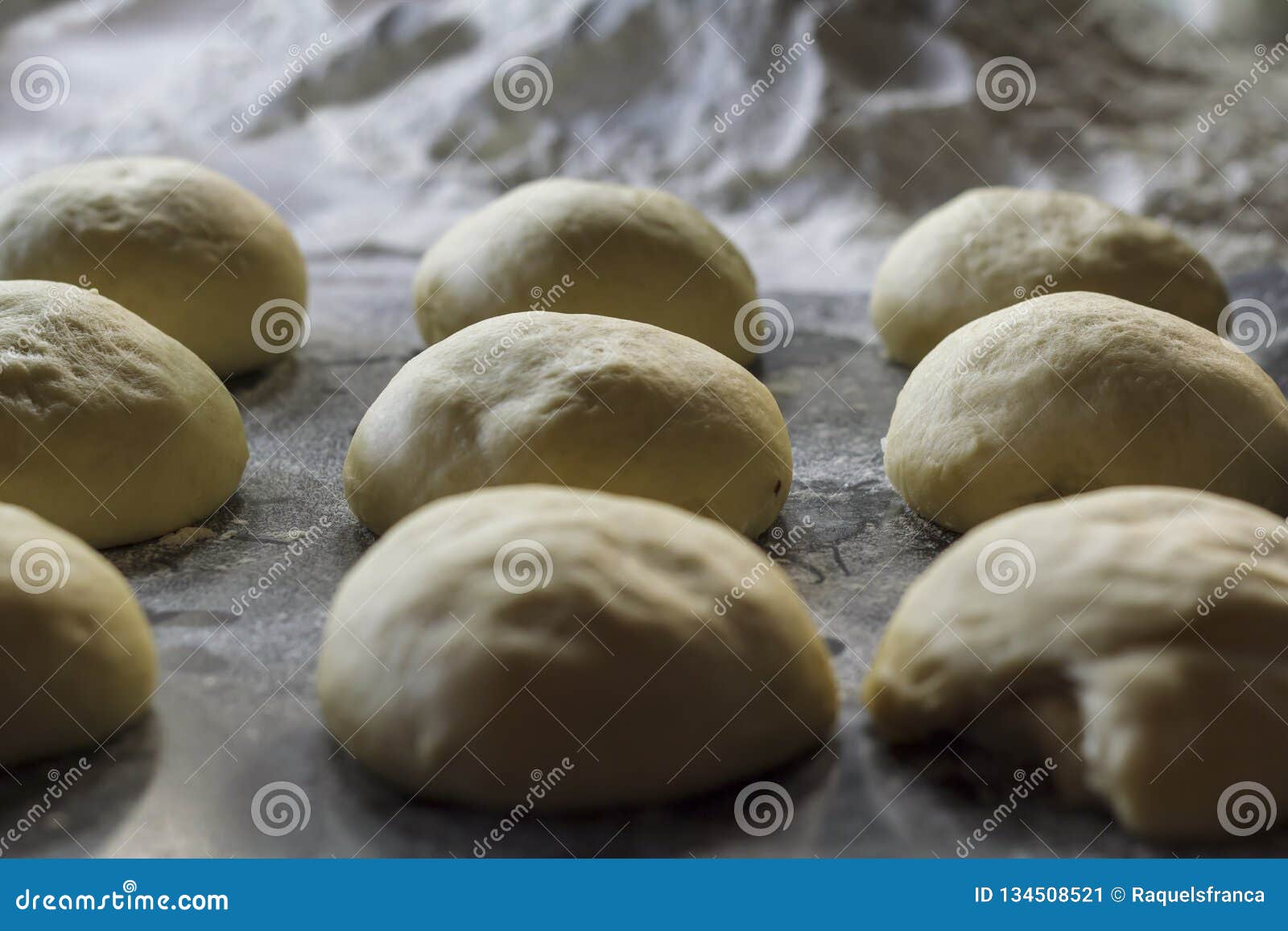 De Ballen Van Het Brooddeeg Klaar Voor Baksel Stock Afbeelding - Image ...