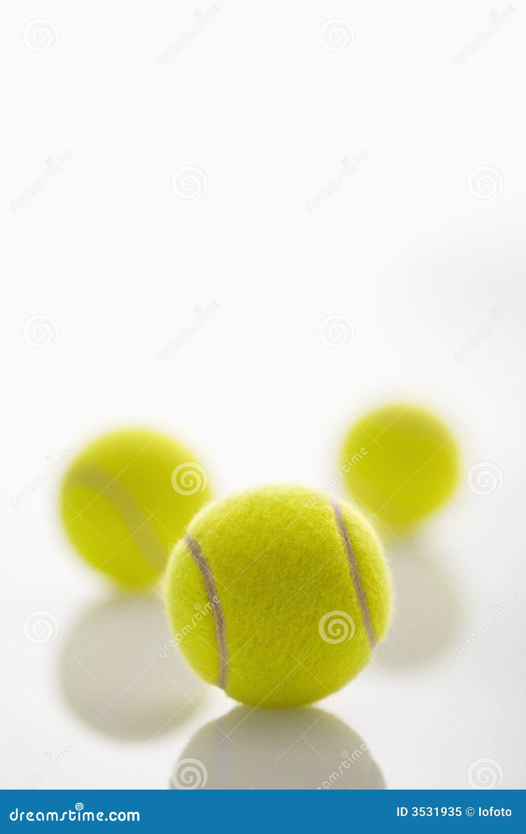 De ballen van het tennis. stock afbeelding. Image of apparatuur - 3531935