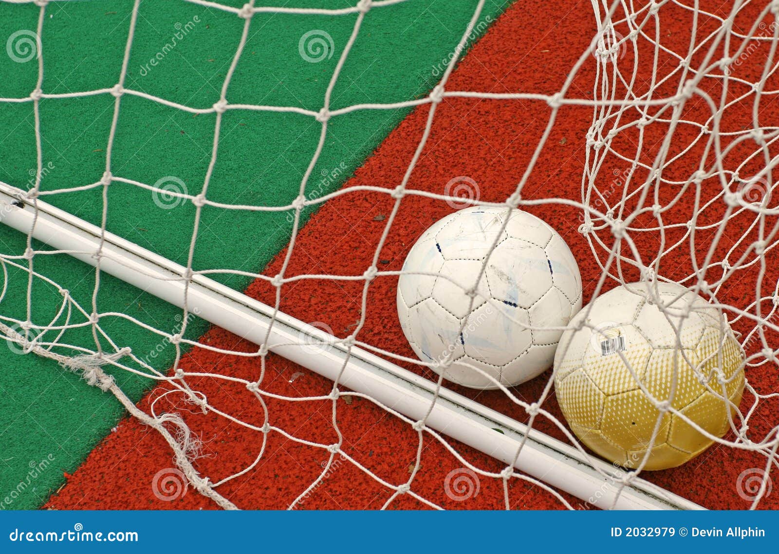De Ballen Van Het Voetbal in Doel Stock Afbeelding - Image of gras ...