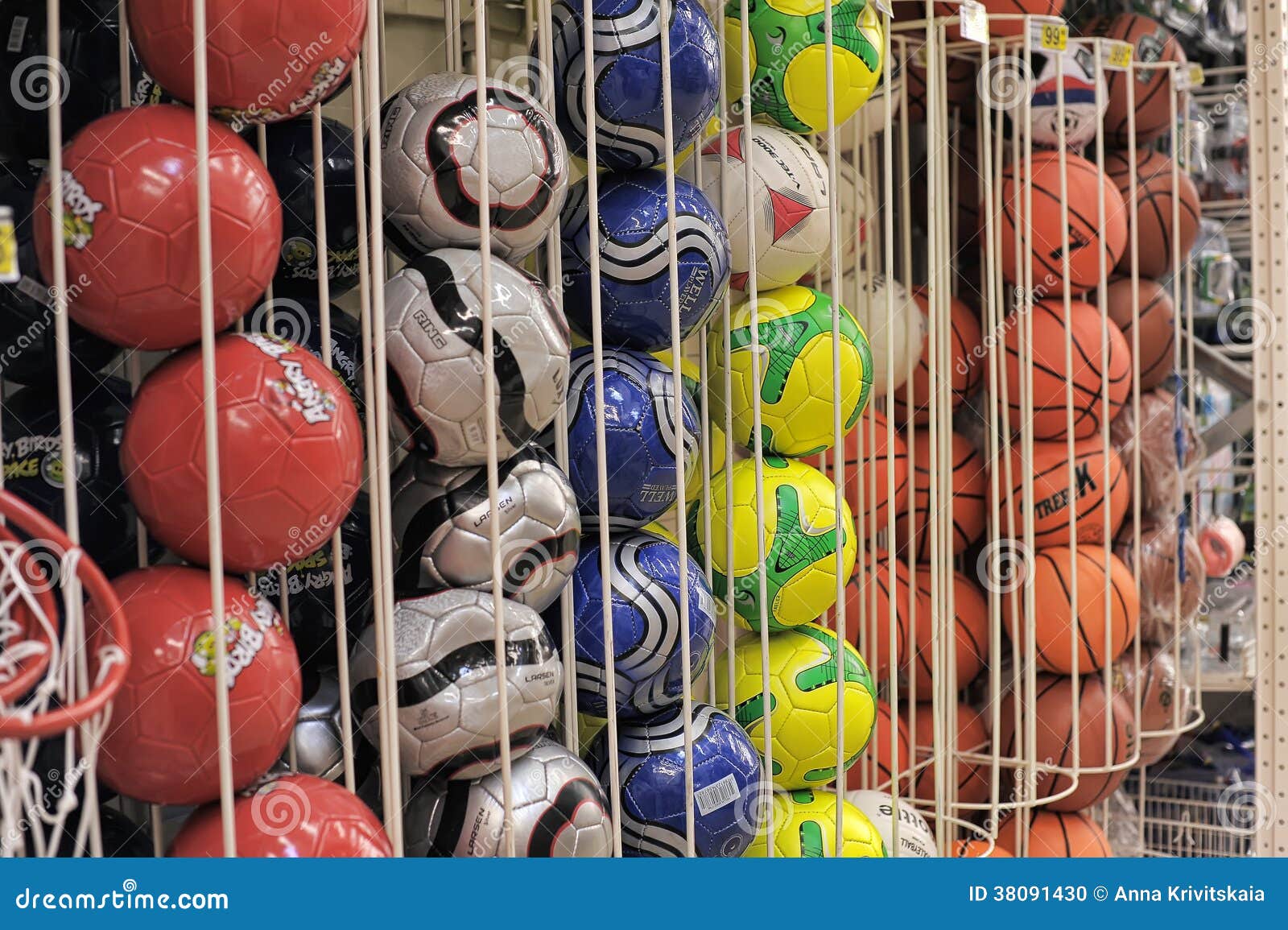 De Ballen Van Het Voetbal in Opslag Redactionele Afbeelding - Image of ...