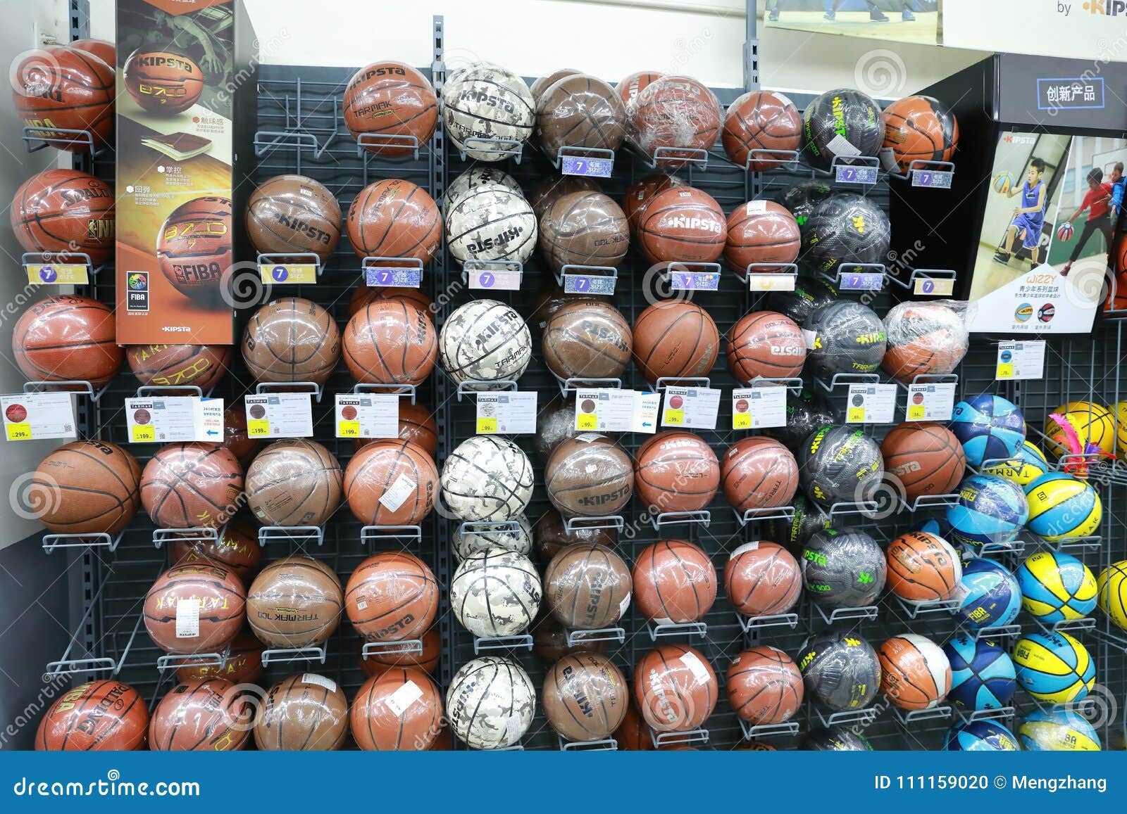 De Ballen Van Het Voetbal in Opslag Niemand, Aankoop Redactionele ...