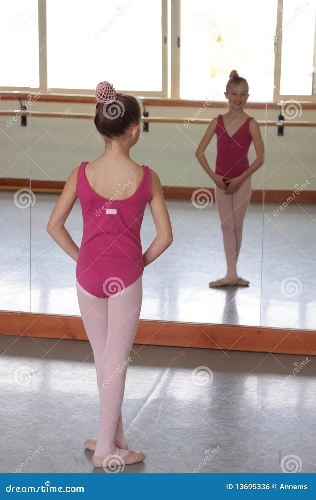 De Balletdanser Van Het Meisje Stock Foto - Image of eerst, staaf: 13695336