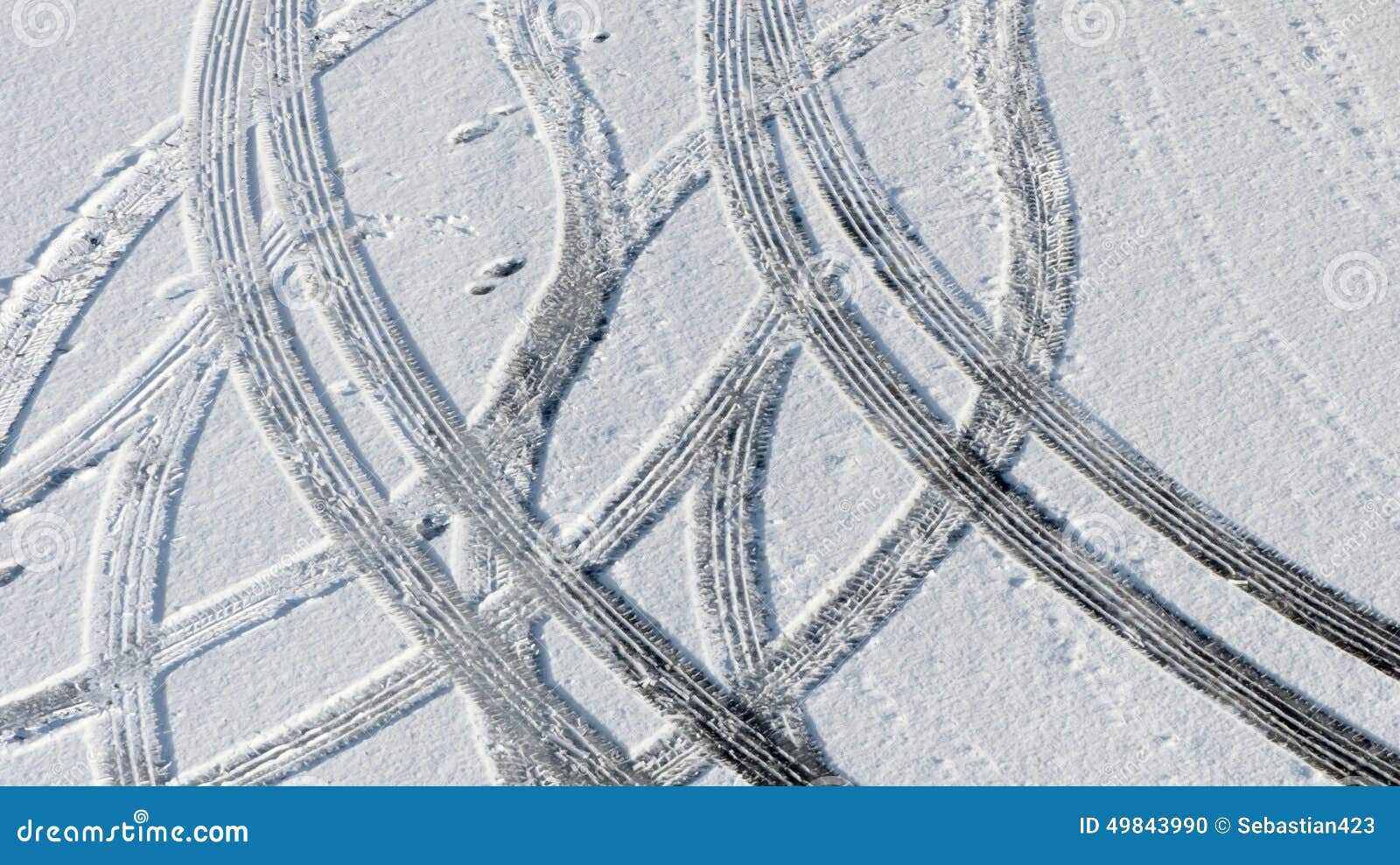 De Bandensporen Van De De Winterauto Stock Foto - Image of moeilijk ...